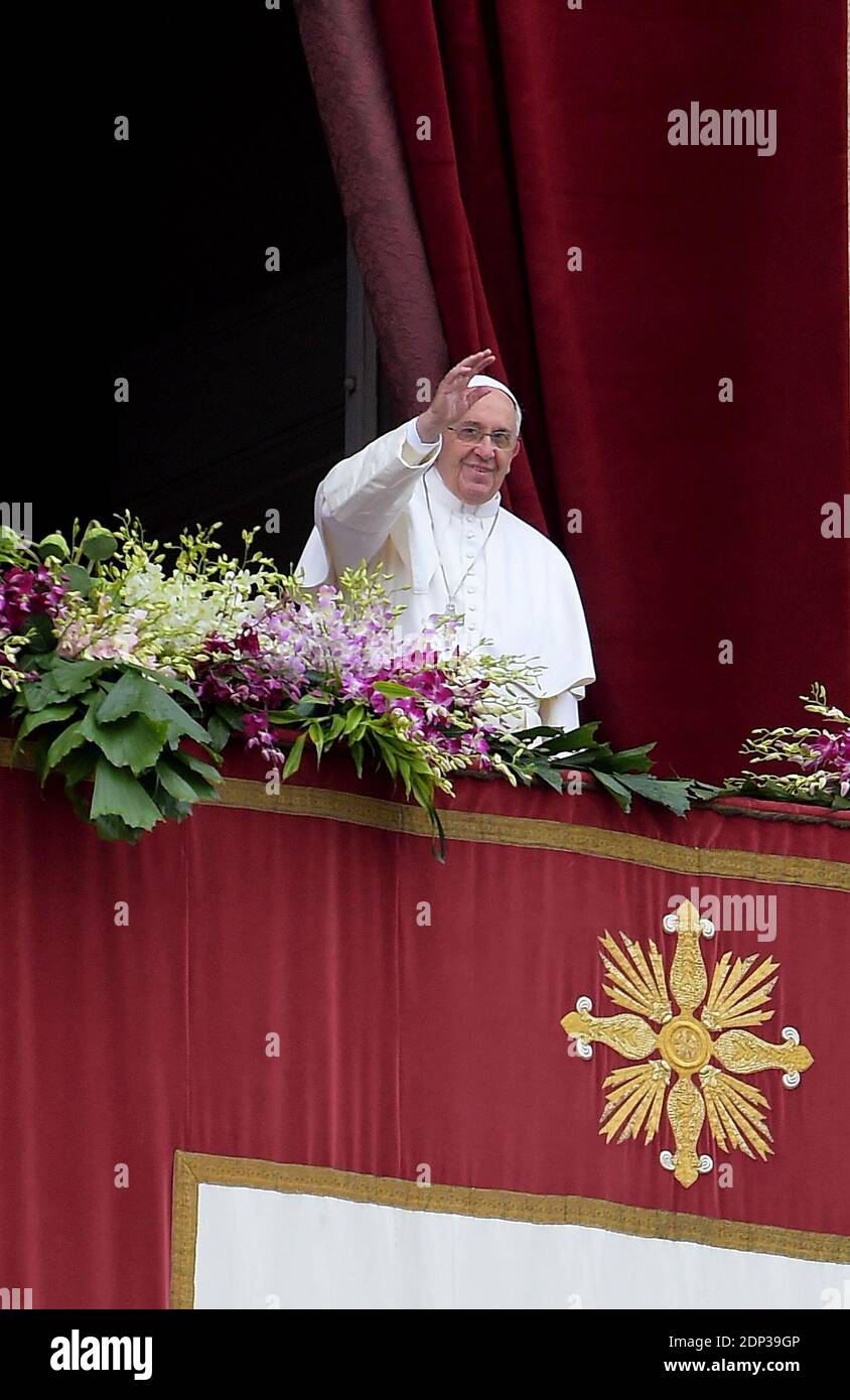 Pope Francis delivers the Urbi and Orbi message and blessing to ...