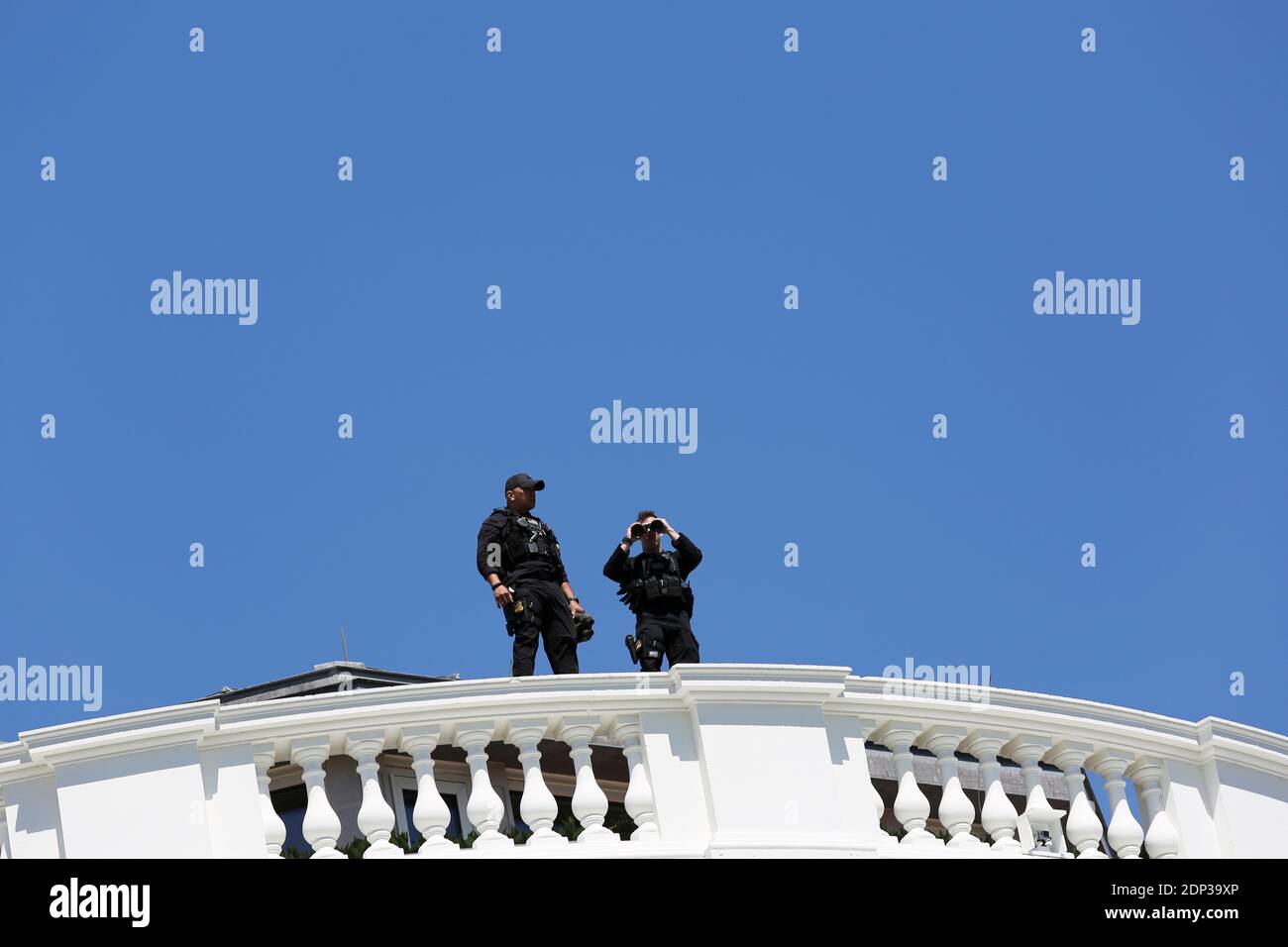 Uniformed secret service hi-res stock photography and images - Alamy