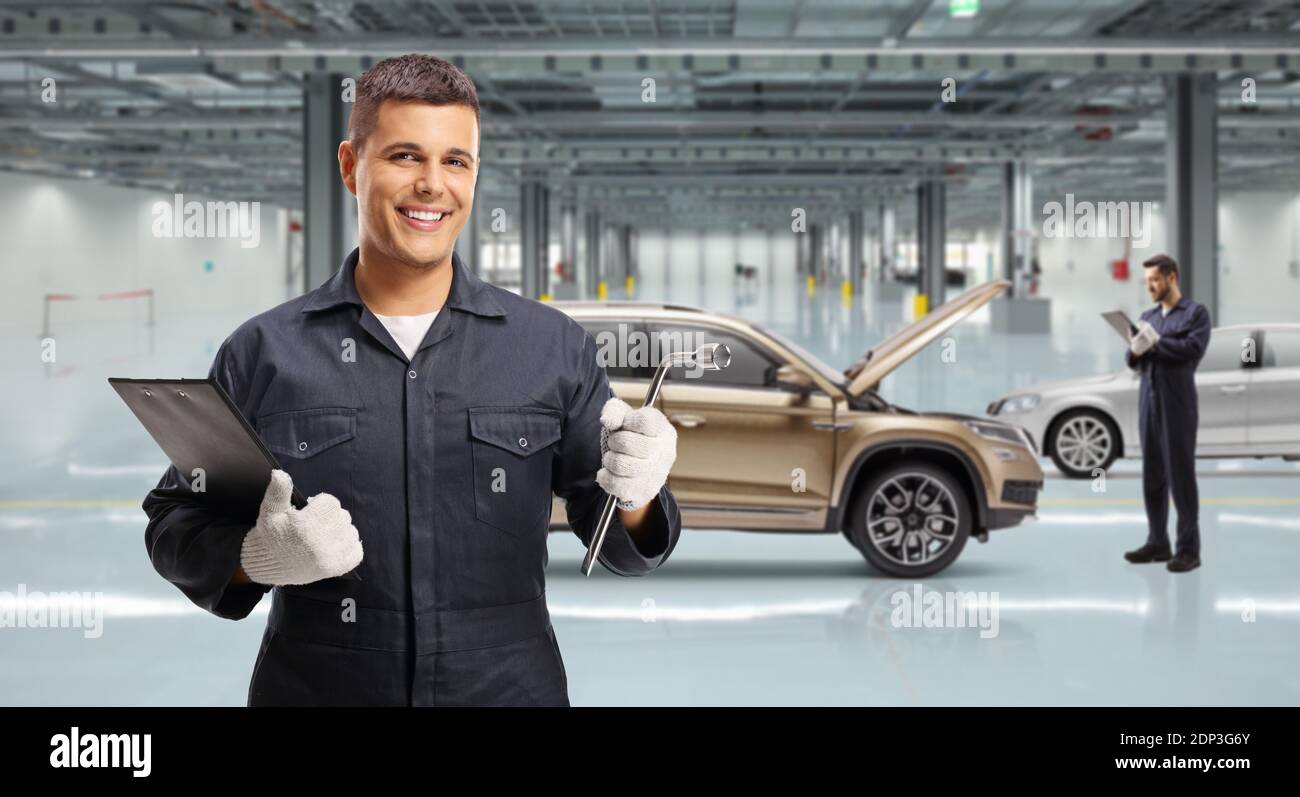 Auto mechanic worker in a workshop with cars Stock Photo - Alamy