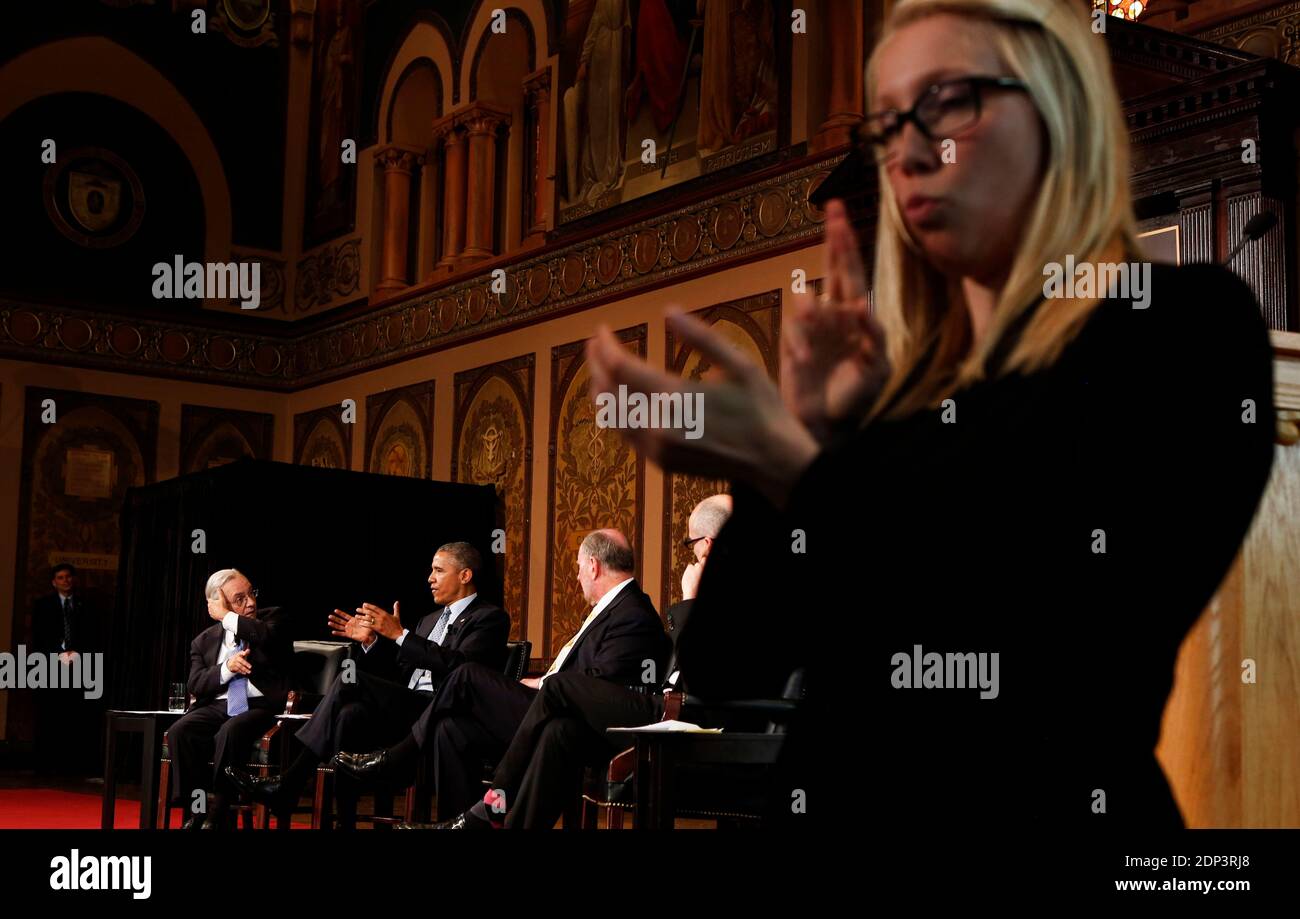 American sign language interpreter hi-res stock photography and images ...