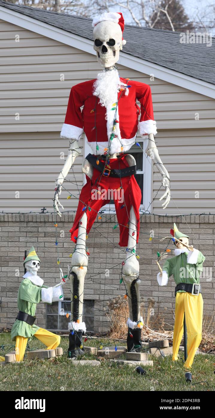 Dressed up skeletons hi-res stock photography and images - Alamy