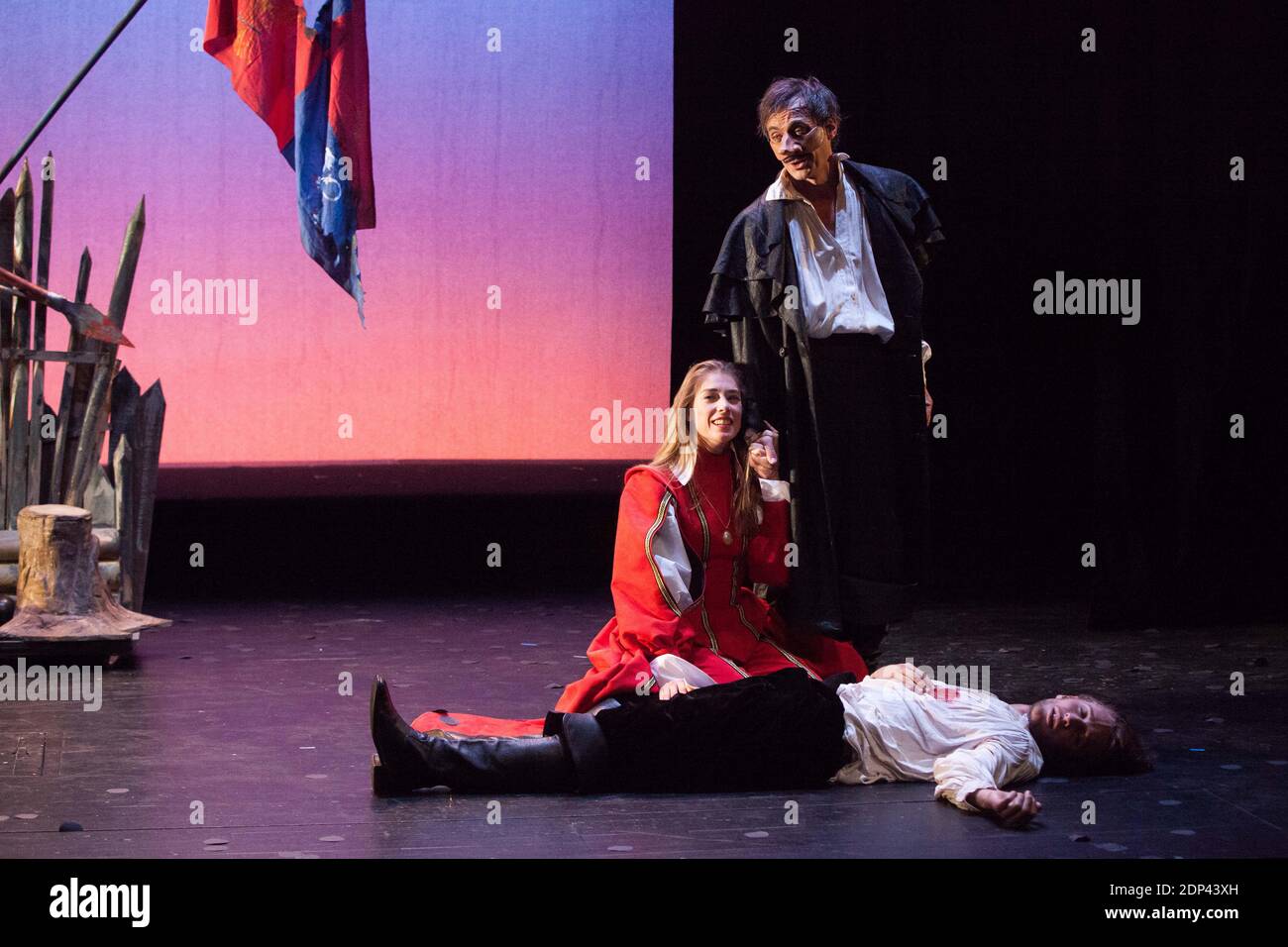 Clara Huet, Benoit Soles et Vladimir Perrin sur scene lors d'une ...