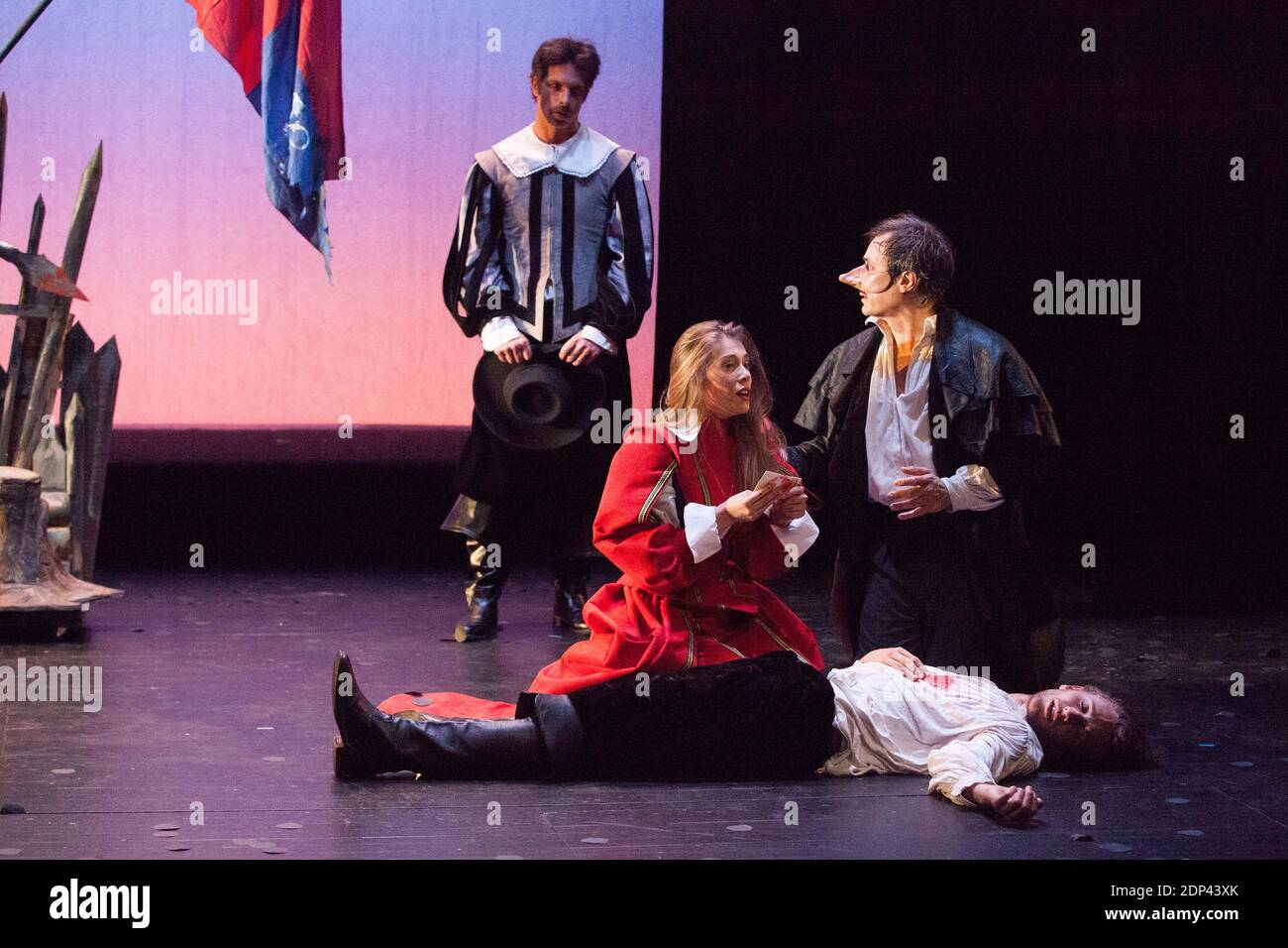 Clara Huet, Benoit Soles et Vladimir Perrin sur scene lors d'une ...