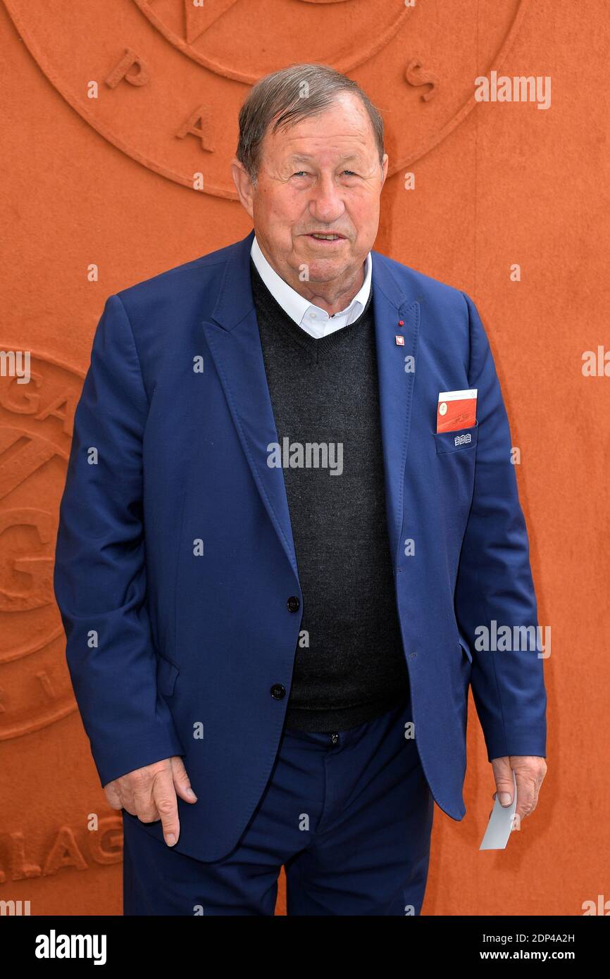 Guy Roux pose au Village du tournoi de tennis de Roland Garros a Paris ...
