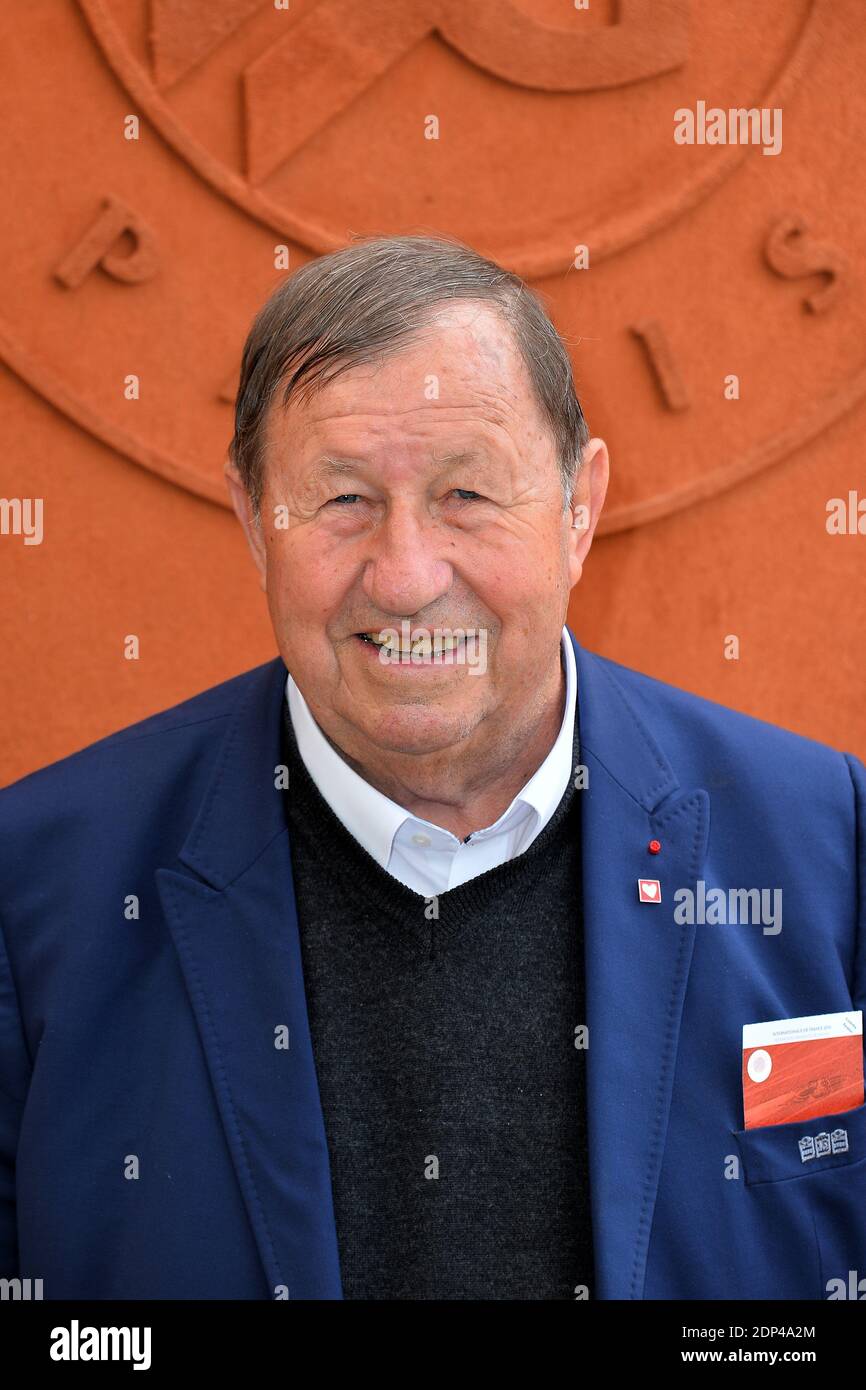 Guy Roux pose au Village du tournoi de tennis de Roland Garros a Paris ...
