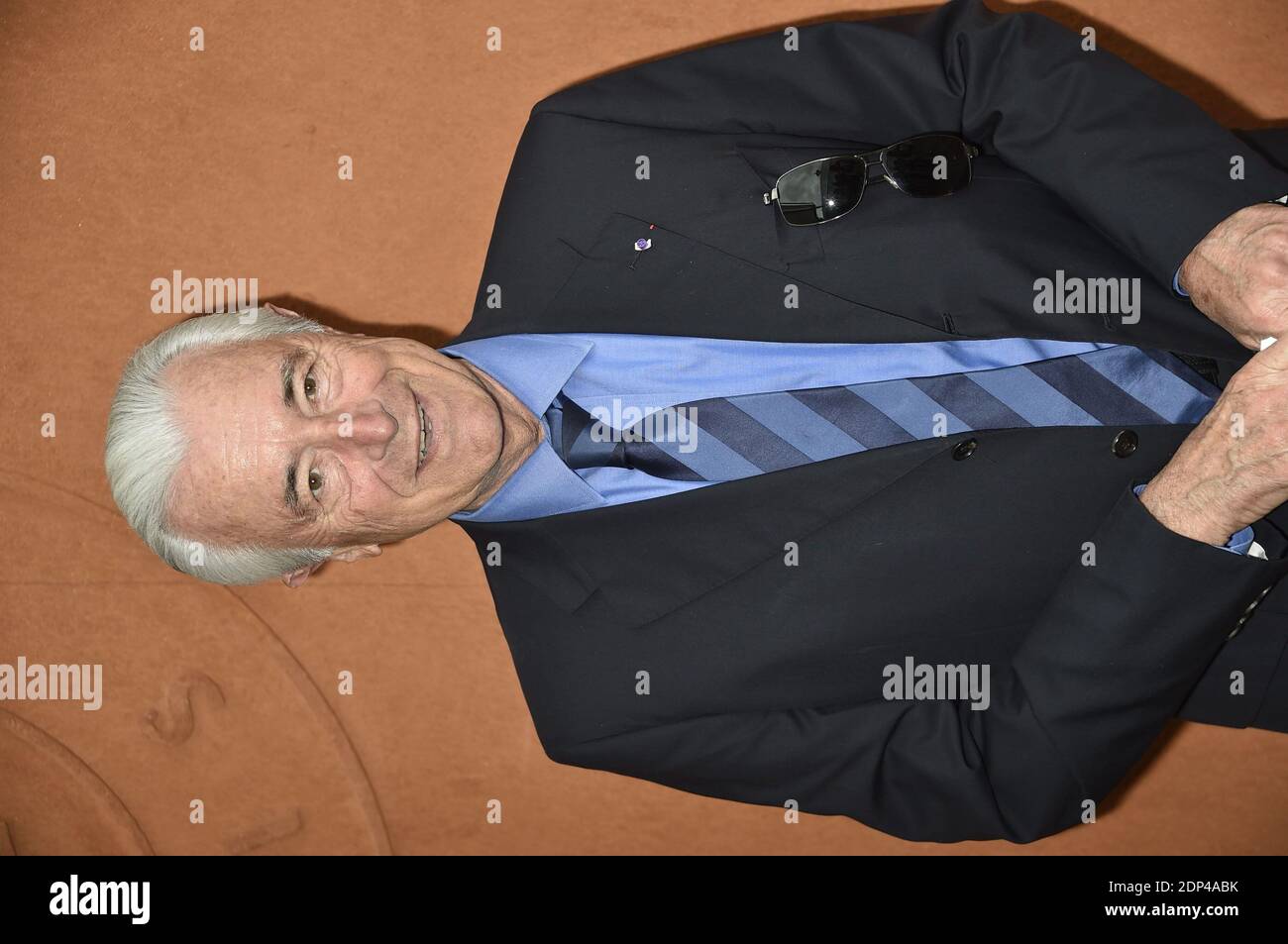 Gilles de Robien pose au Village du tournoi de tennis de Roland Garros ...