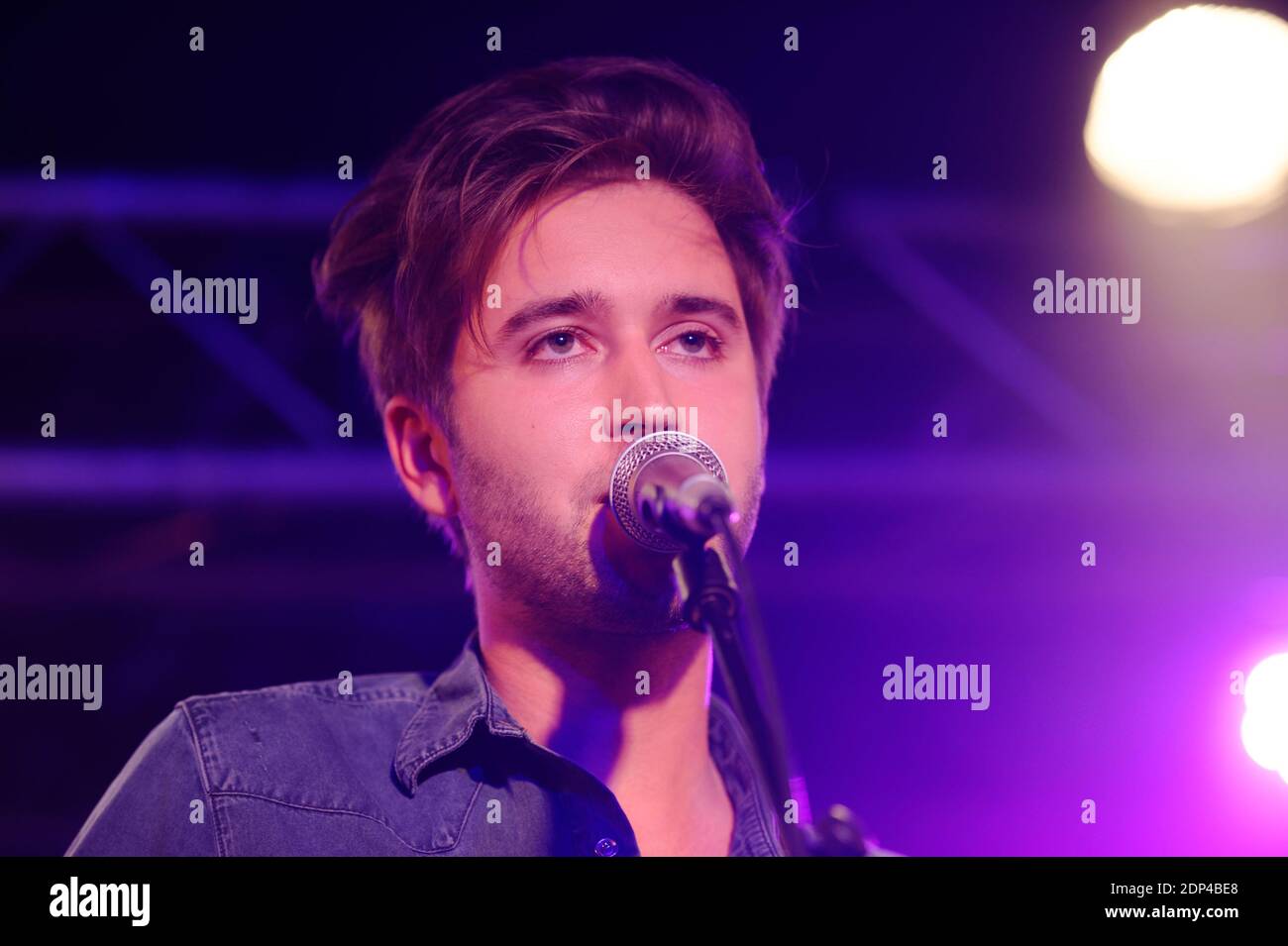 EXCLUSIF Sacha Page aka French Tobacco pendant son concert a la Boule ...