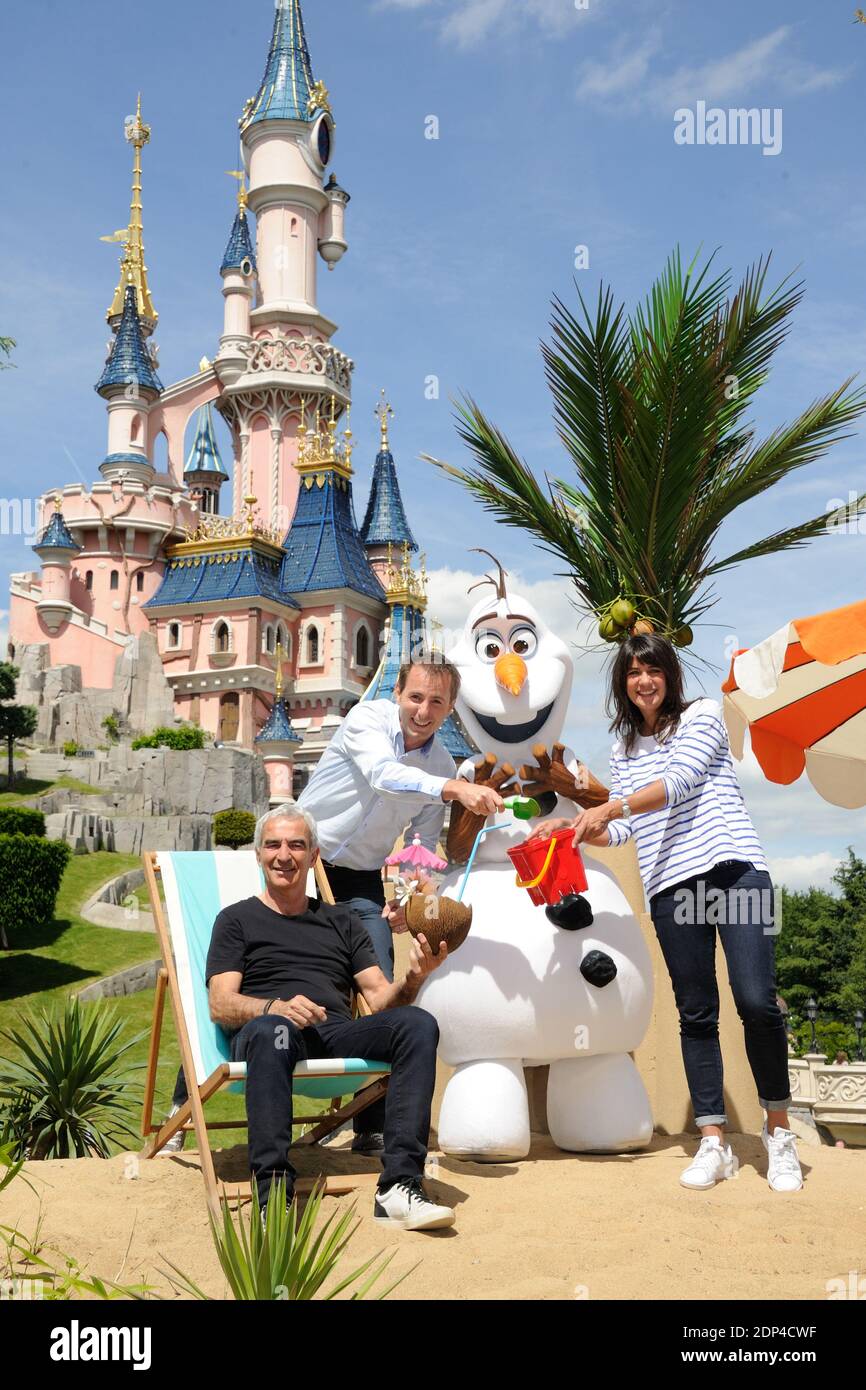 Raymond Domenech, Jean Philippe Doux, Estelle Denis pose pendant le ...