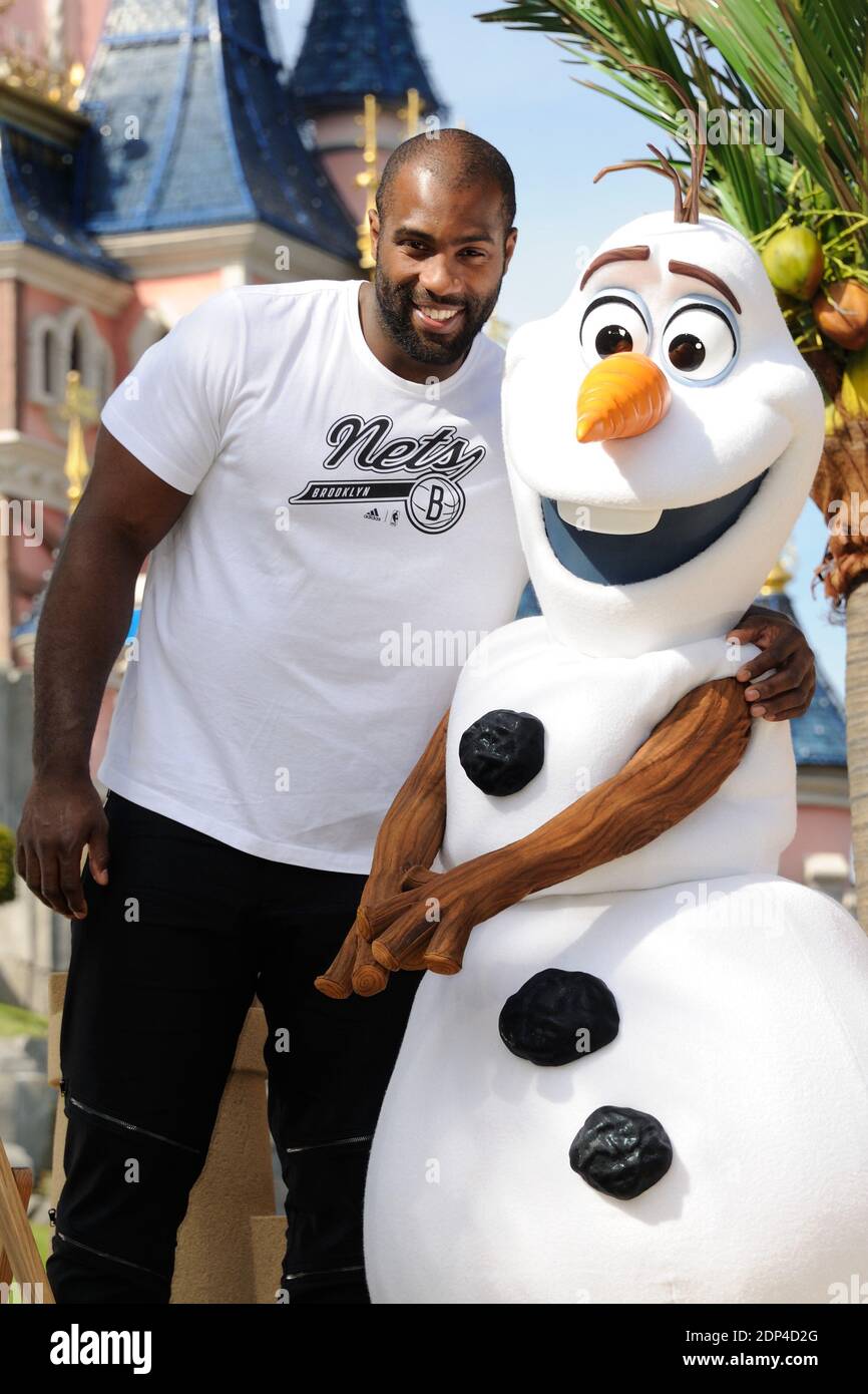 Teddy Riner pose pendant le lancement de la Fete Givree a Disneyland ...