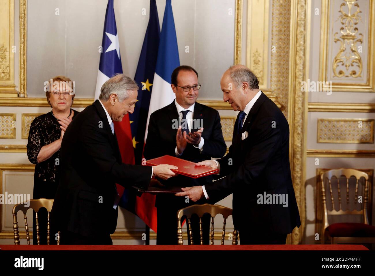 Signing of the 2015 paris agreement hi-res stock photography and images ...