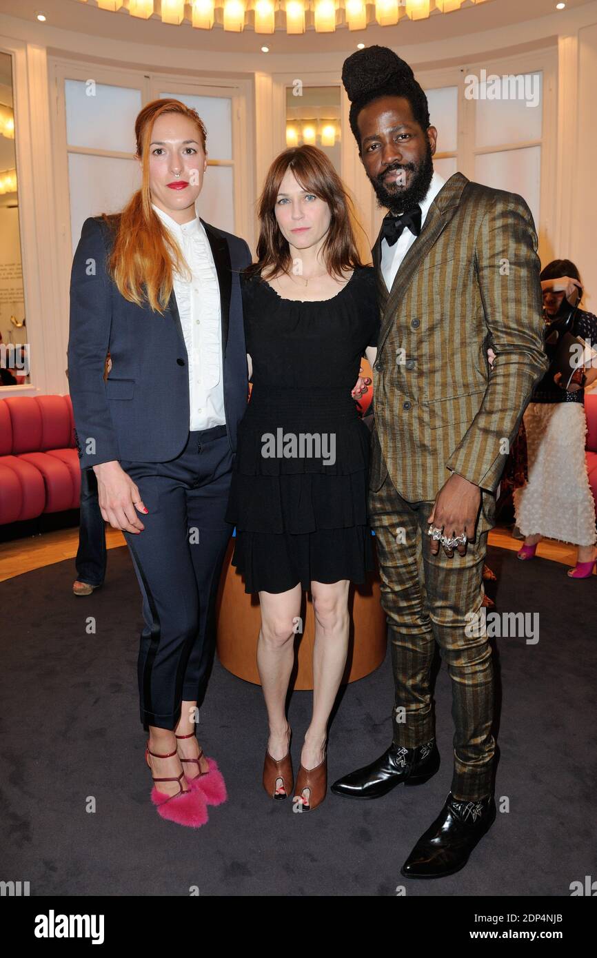 Marie-Josée Croze, Mary Alice Malone et Roy Luwolt assistent a l ...