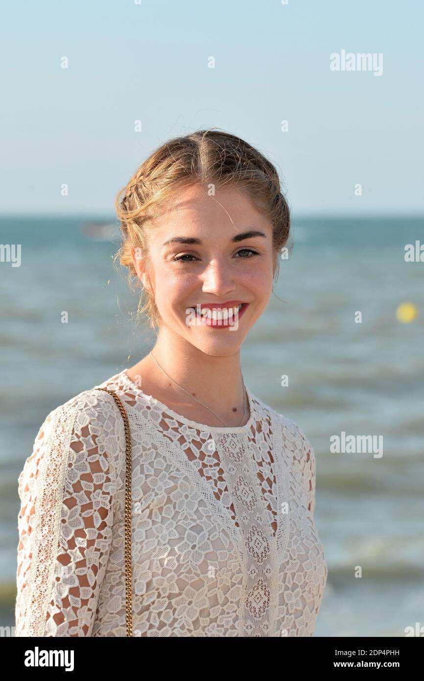 Alice Isaaz pose lors du 29eme Festival du Film Romantique de Cabourg ...