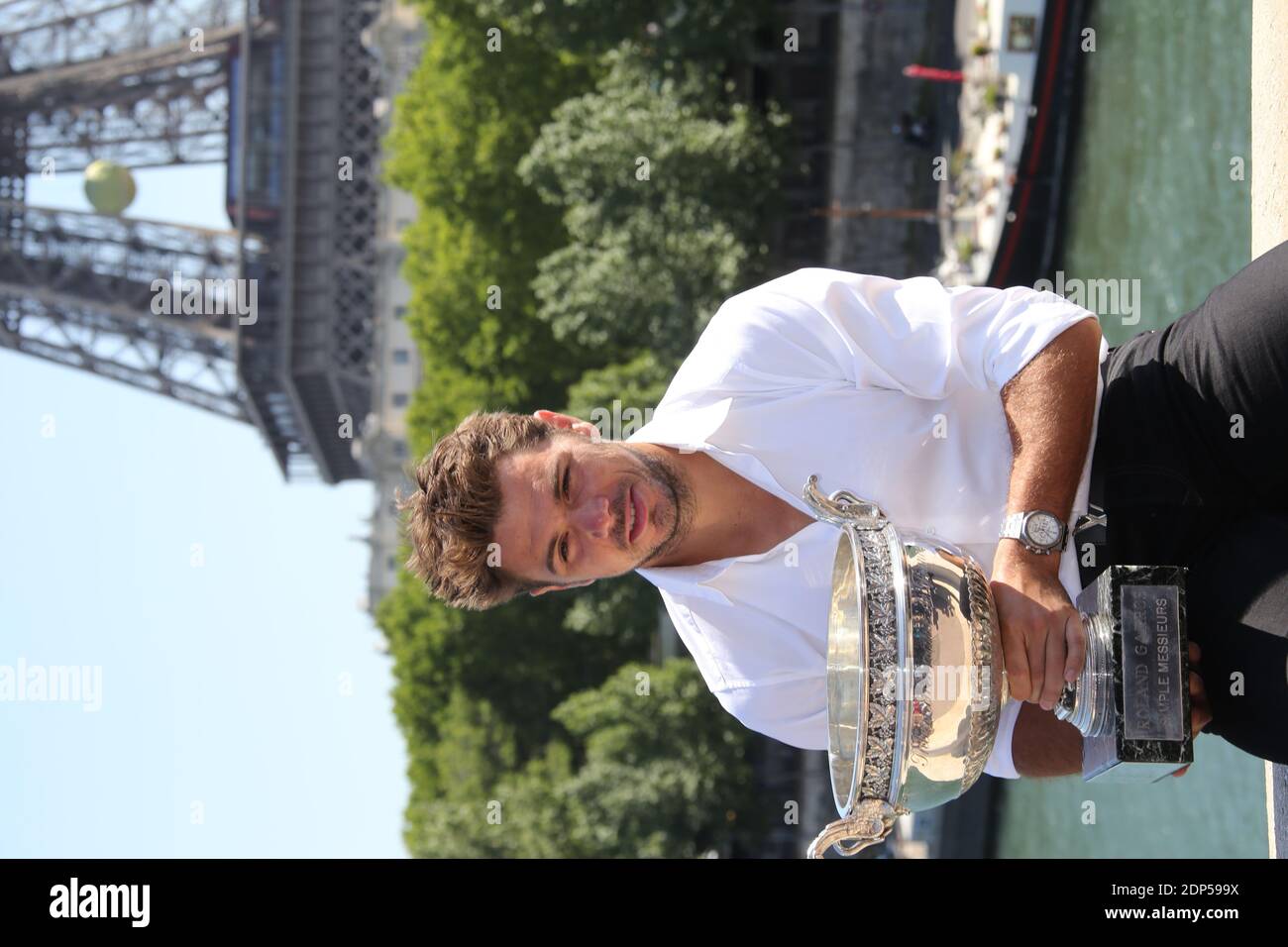STANISLAS WAWRINKA PRESENTE SA COUPE - ROLAND GARROS 2015 Photo by ...