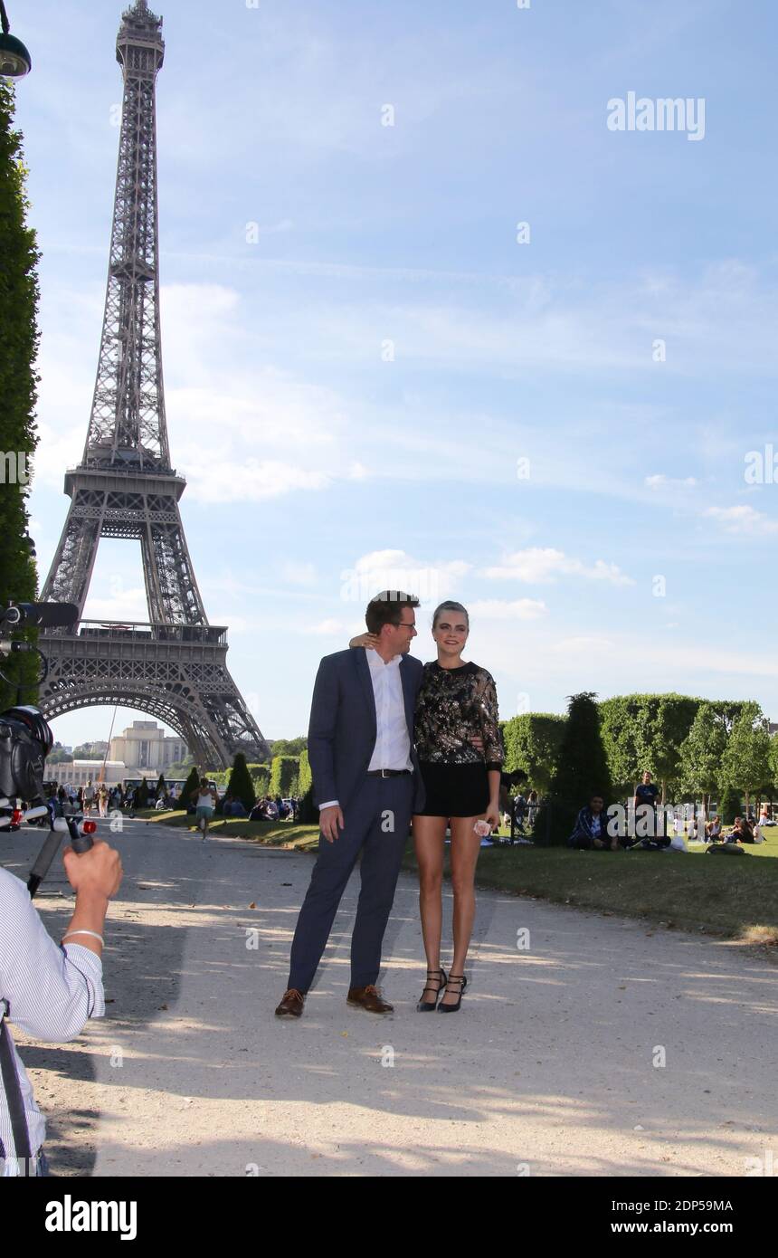 CARA DELEVINGNE ET JOHN GREEN - ARRIVE AU PHOTOCALL DU FILM 'LA FACE ...