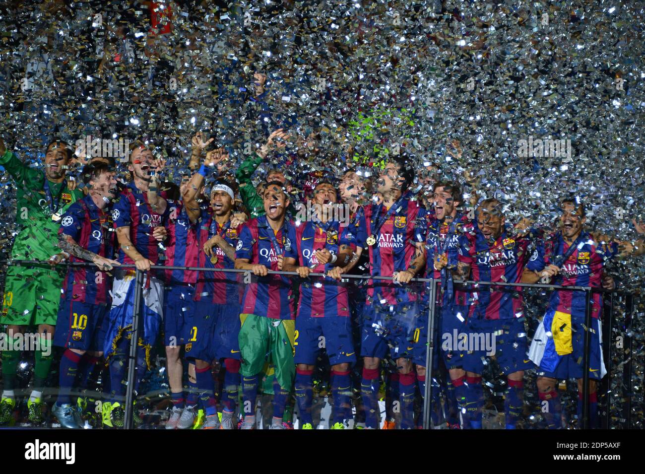 Barcelona players lift the UEFA Champions League Trophy on the Balcony ...