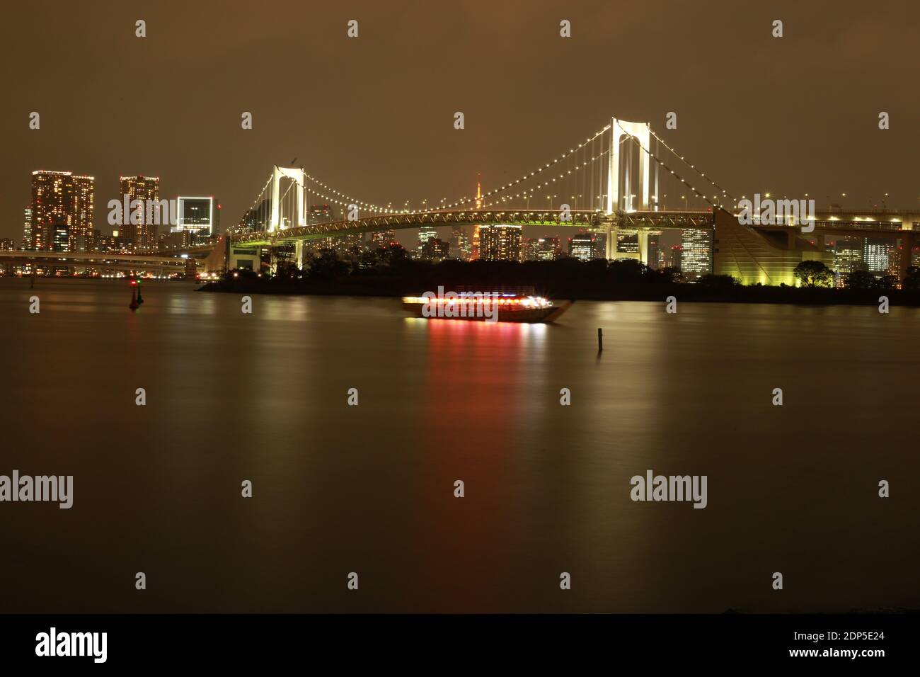 Rainbow bridge at night in Tokyo , Japan Stock Photo - Alamy