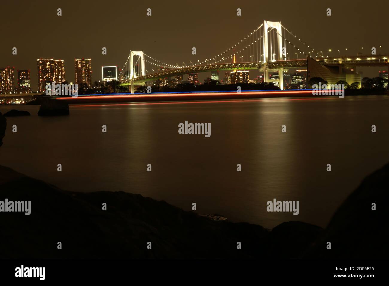 Rainbow bridge at night in Tokyo , Japan Stock Photo - Alamy