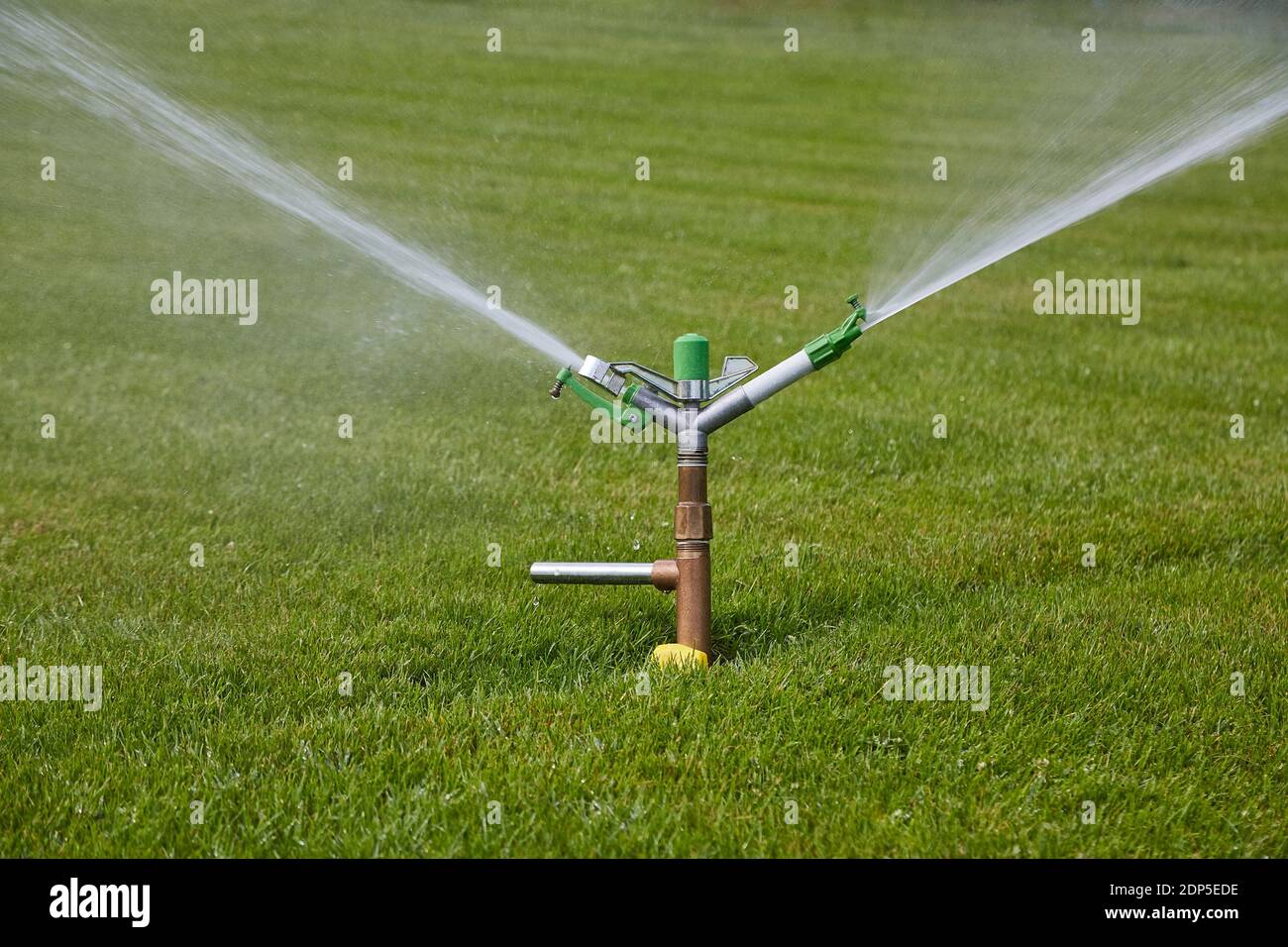 Automatic water sprinkler watering grass hi-res stock photography and images - Alamy