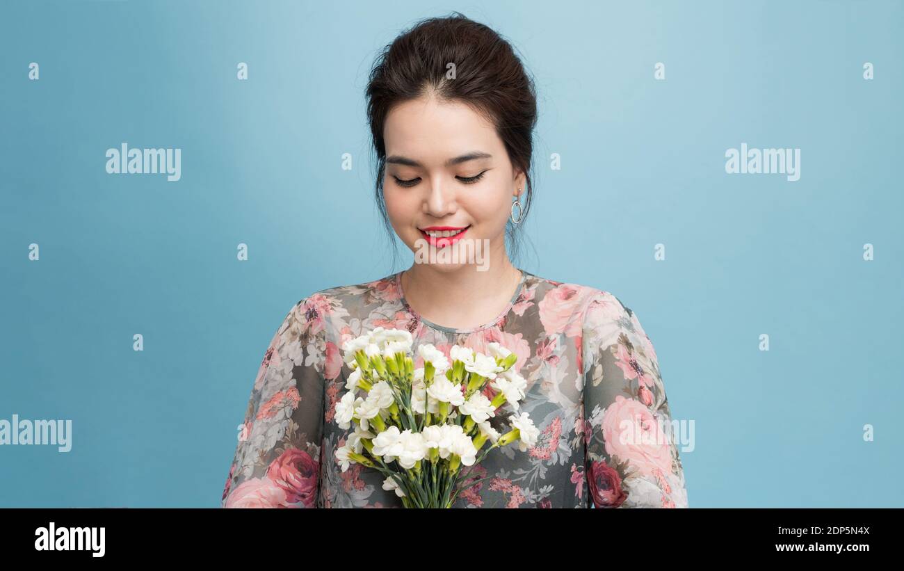 Woman smelling pink flowers hi-res stock photography and images - Alamy
