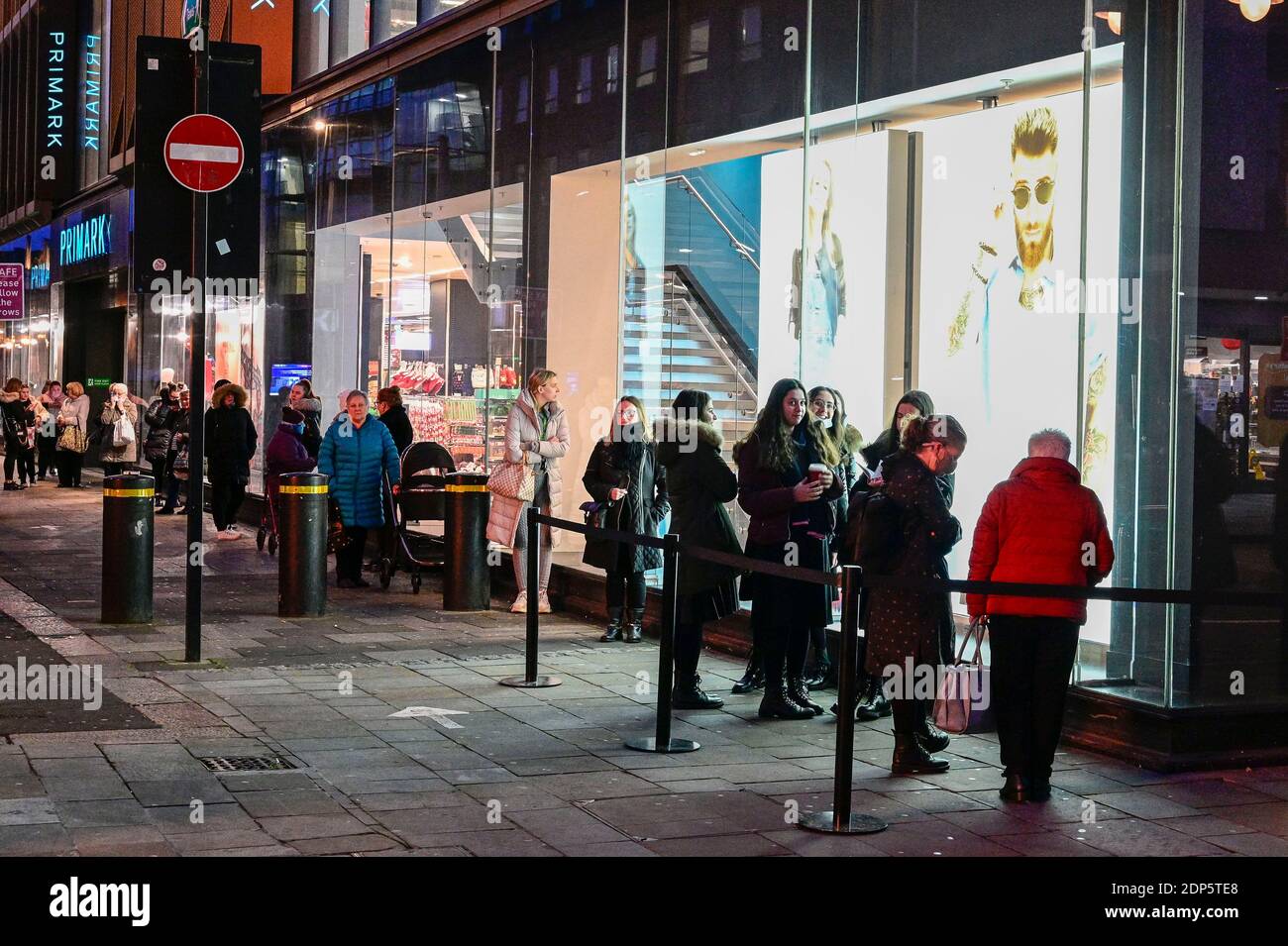 Primark queues hi-res stock photography and images - Alamy