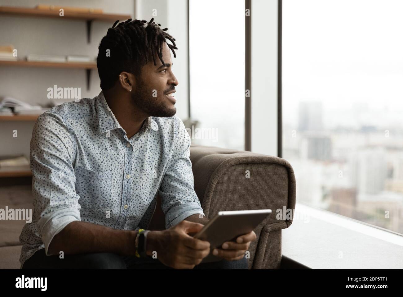 Smile tablet thinking business hi-res stock photography and images - Alamy