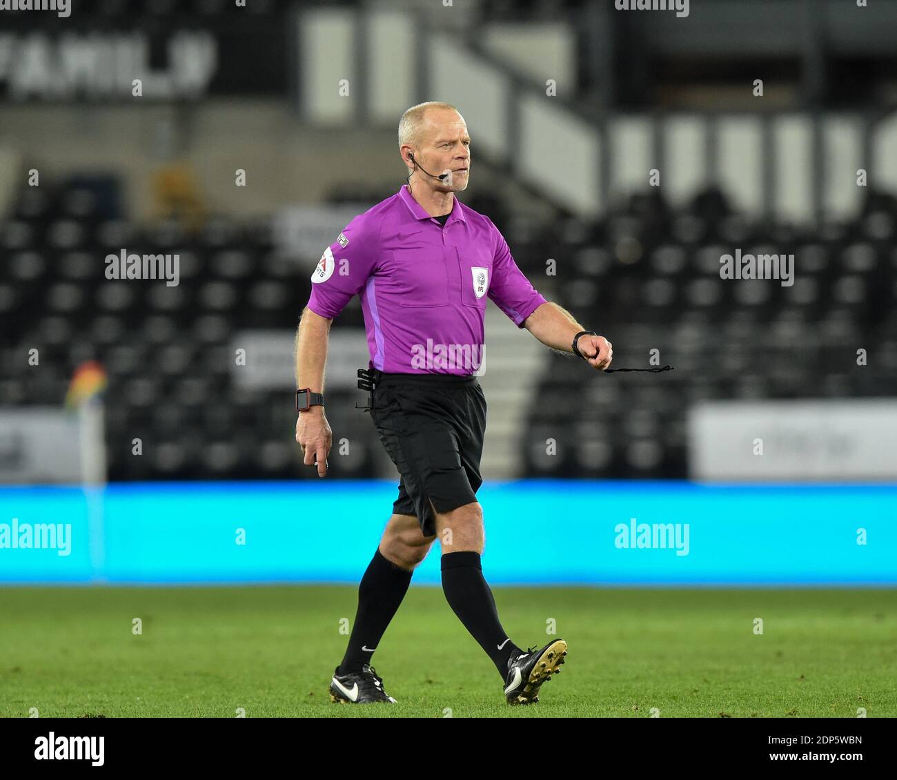 Referee Andy Woolmer during the game Stock Photo - Alamy