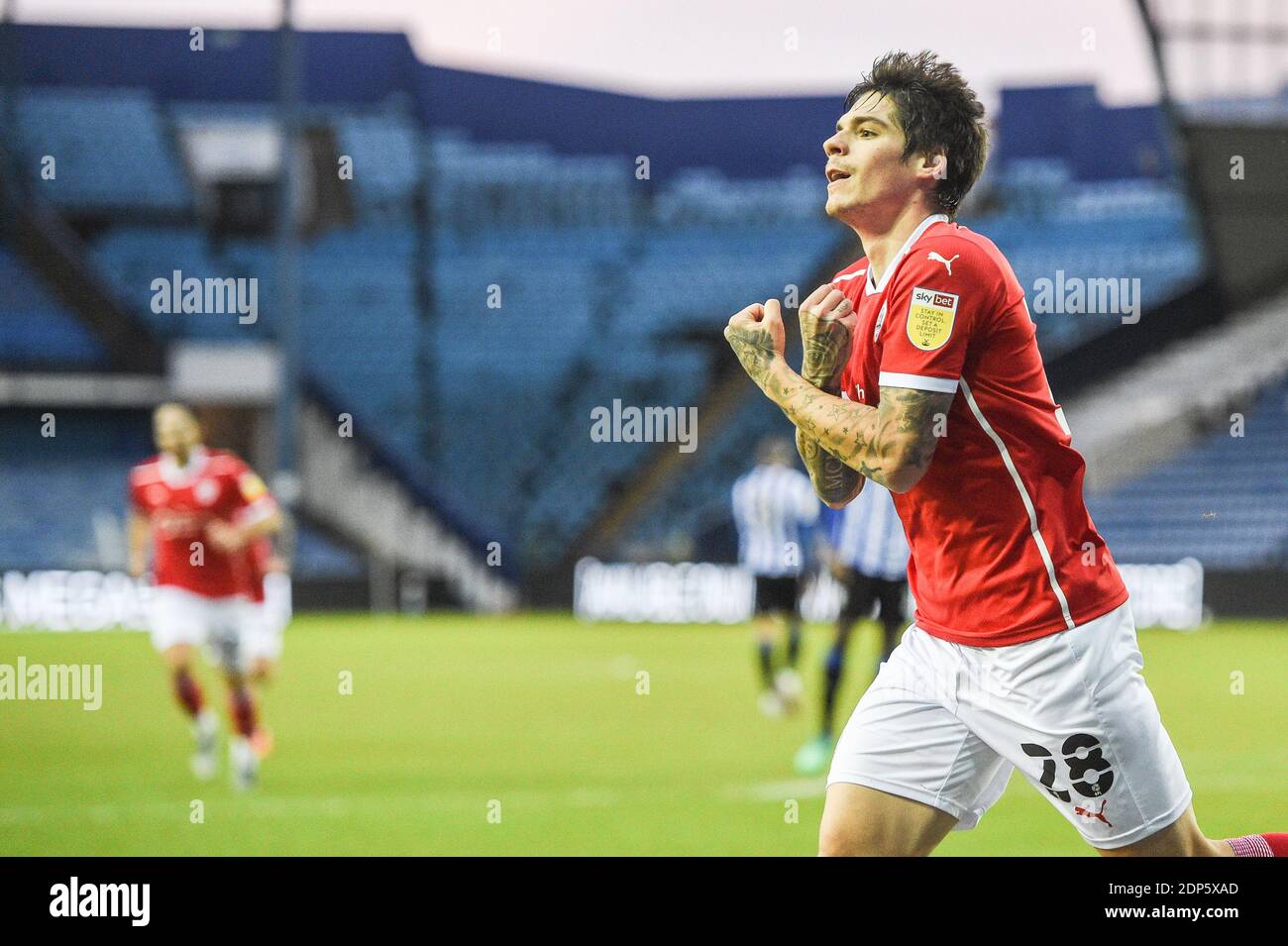 CELE[-Dominik Frieser (28) of Barnsley FC celebrates Goal to make it 1 ...
