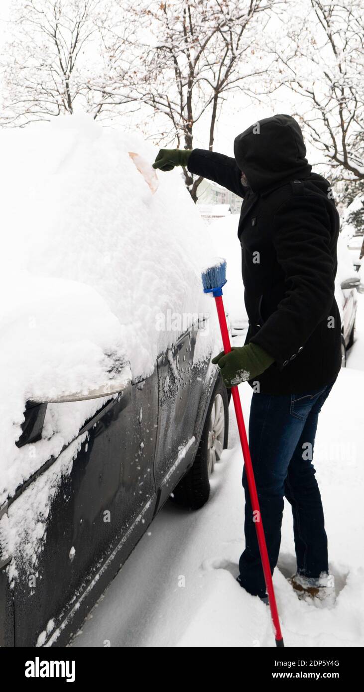 Cleaning the car from snow in the morning Stock Photo - Alamy