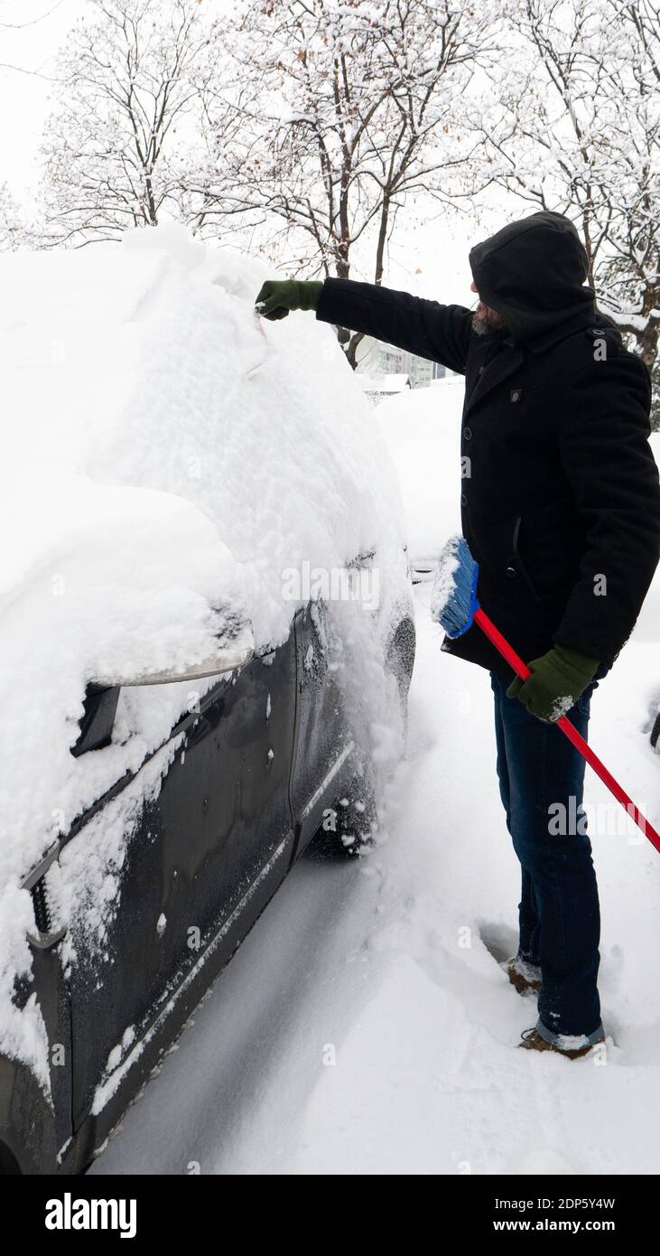Snow covered the man's car Stock Photo - Alamy