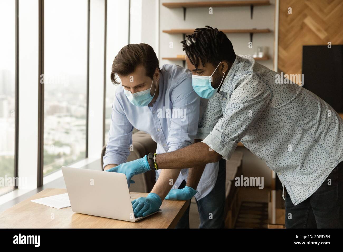 Face masks in the workplace hi-res stock photography and images - Alamy
