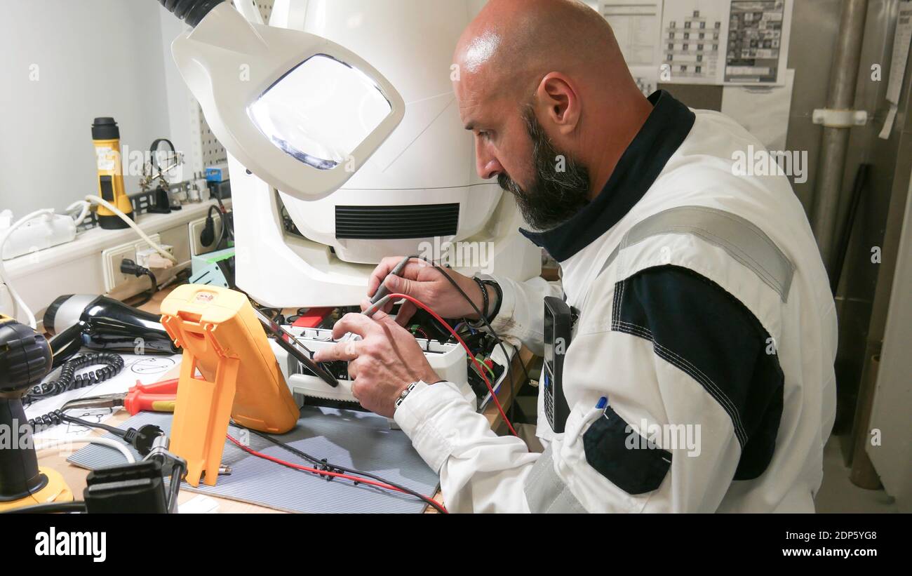 Engineer work in electronics lab hi-res stock photography and images ...