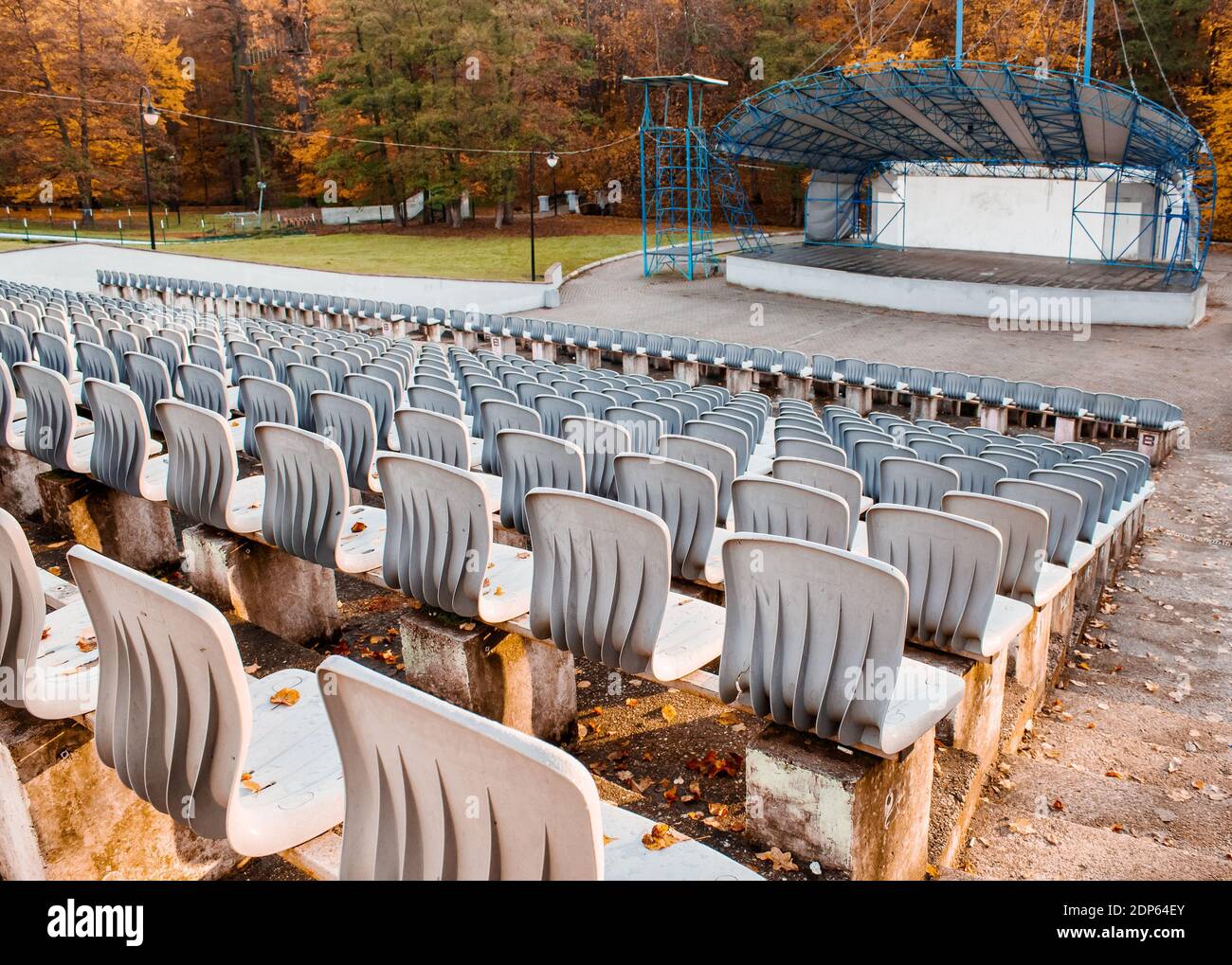 Empty concert hall hi-res stock photography and images - Alamy