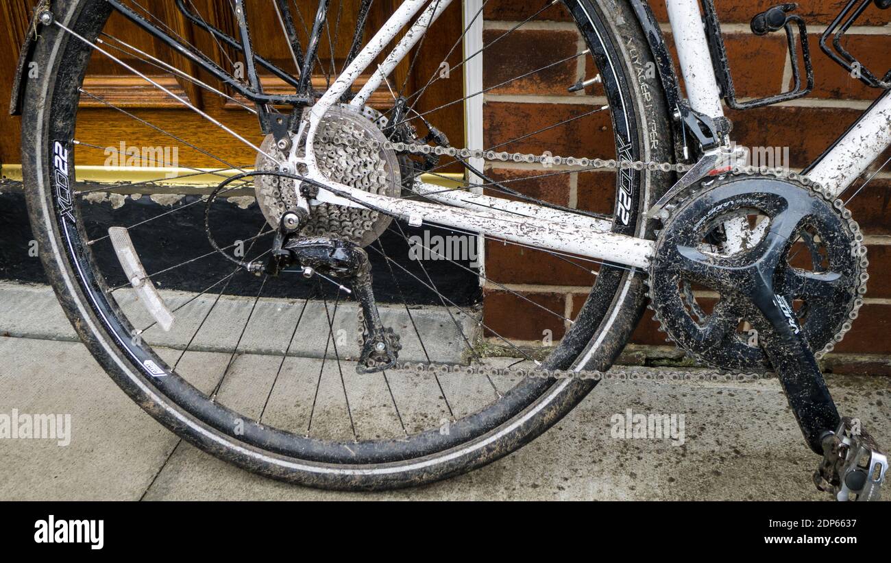 Dirty bicycle gears and chain Stock Photo - Alamy