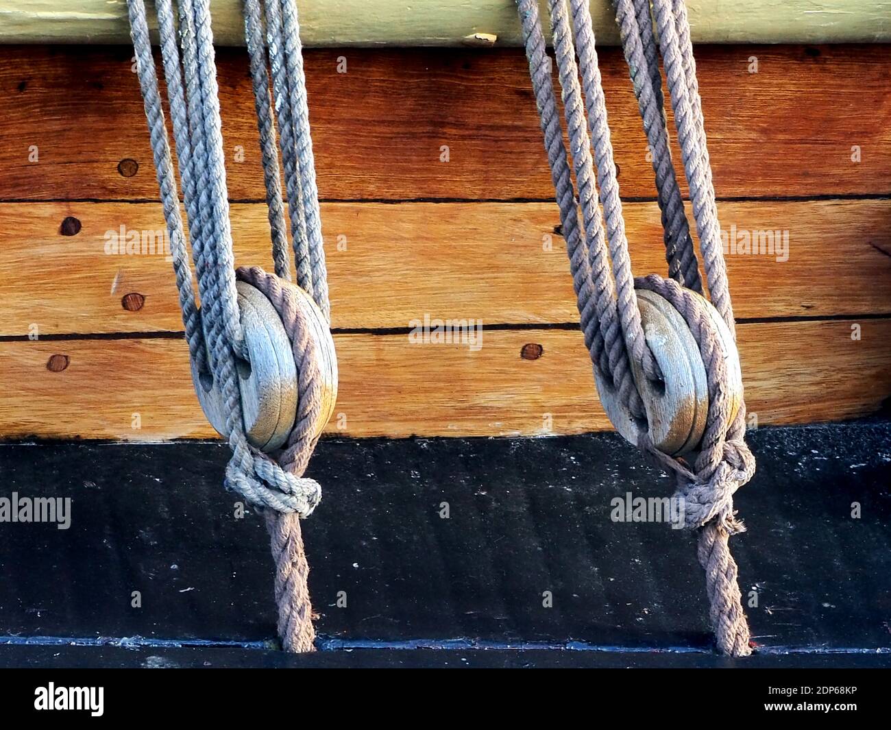 Ropes and pulleys hi-res stock photography and images - Alamy