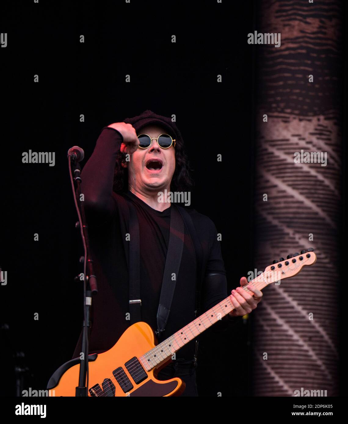 White male singer guitarist hi-res stock photography and images - Alamy