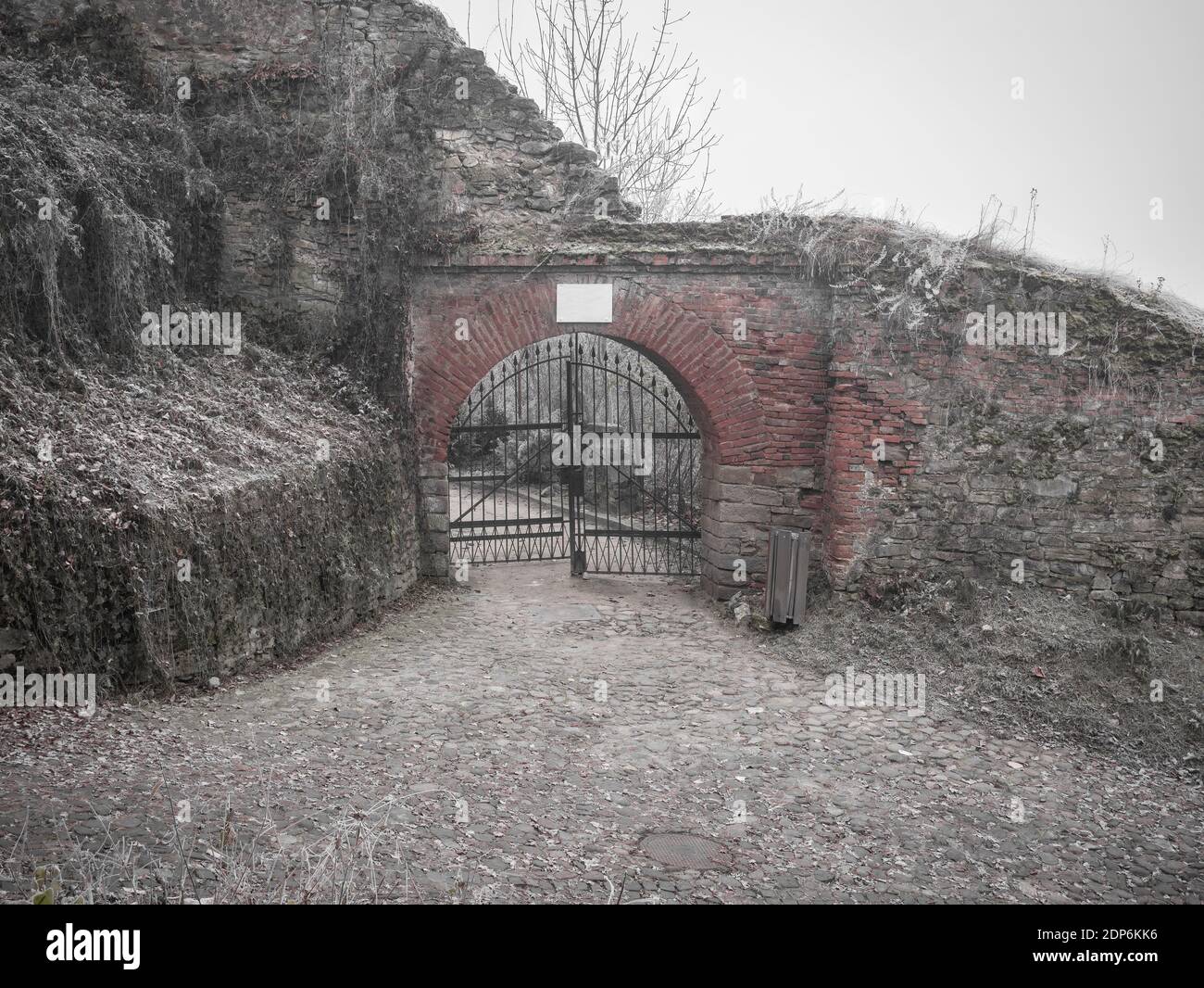 Ancient cemetery gates hi-res stock photography and images - Alamy