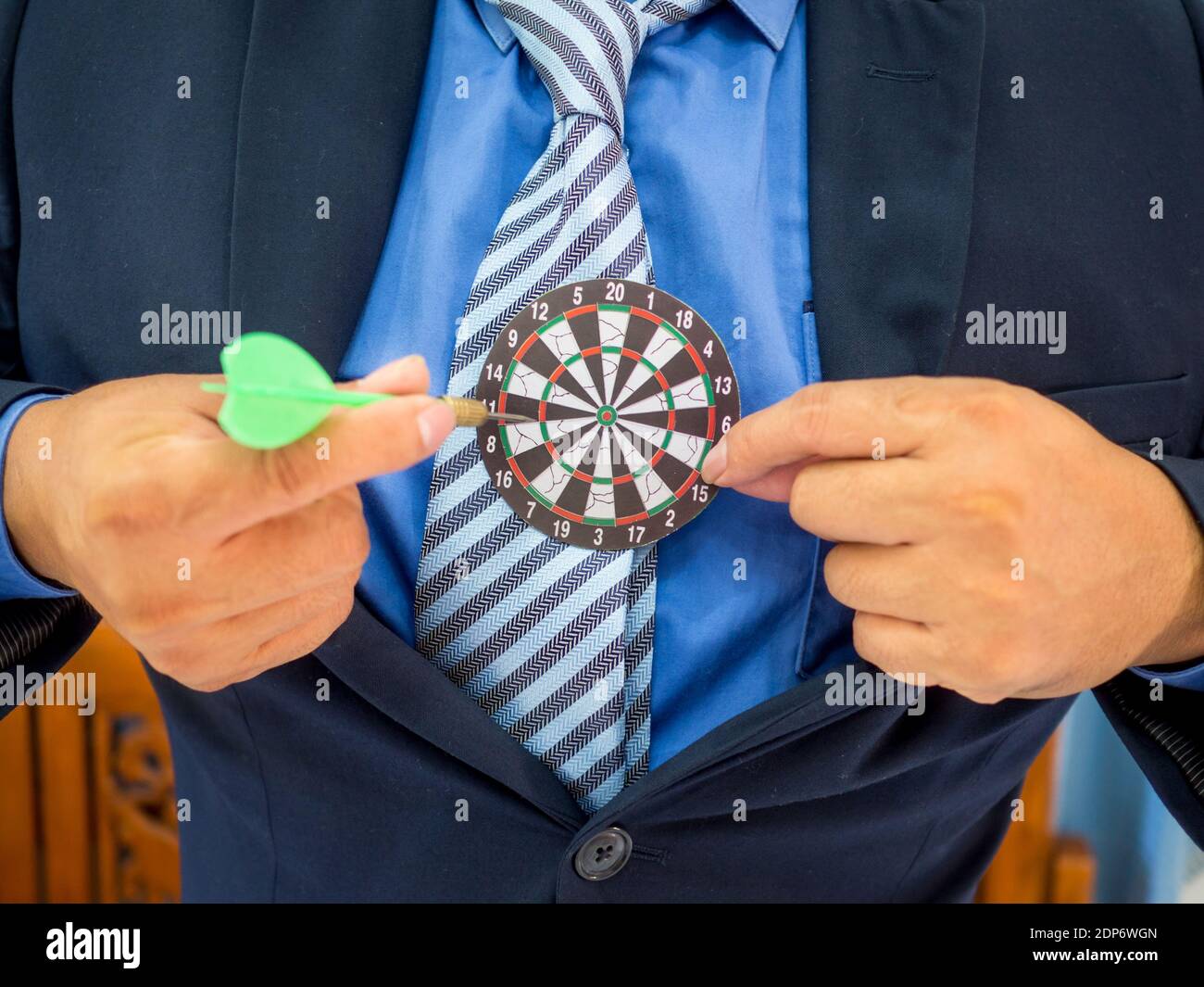 Man aiming dart dart board hi-res stock photography and images - Alamy