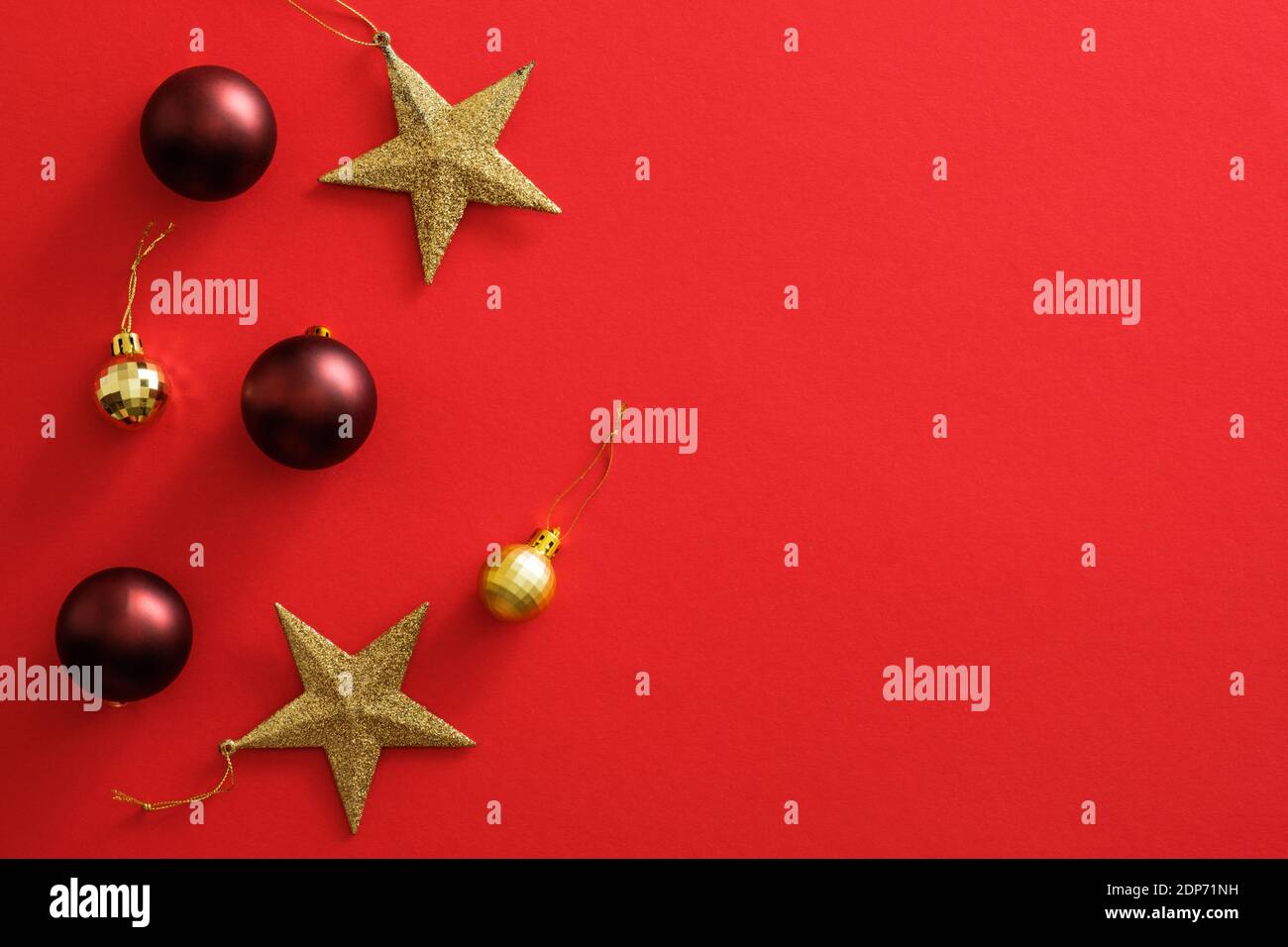 Maroon christmas ornament hi-res stock photography and images - Alamy