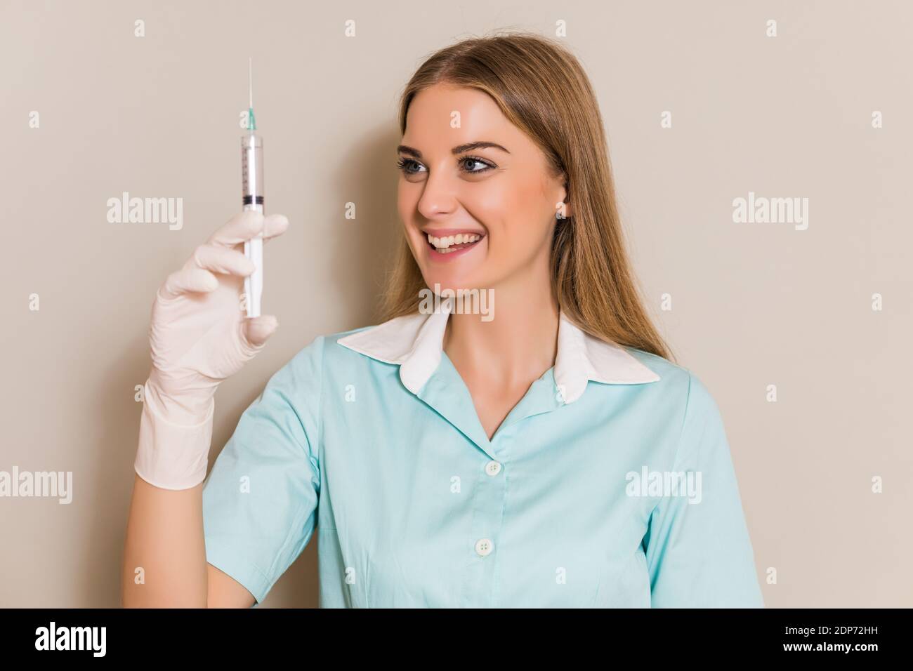 Portrait of medical nurse holding injection Stock Photo - Alamy