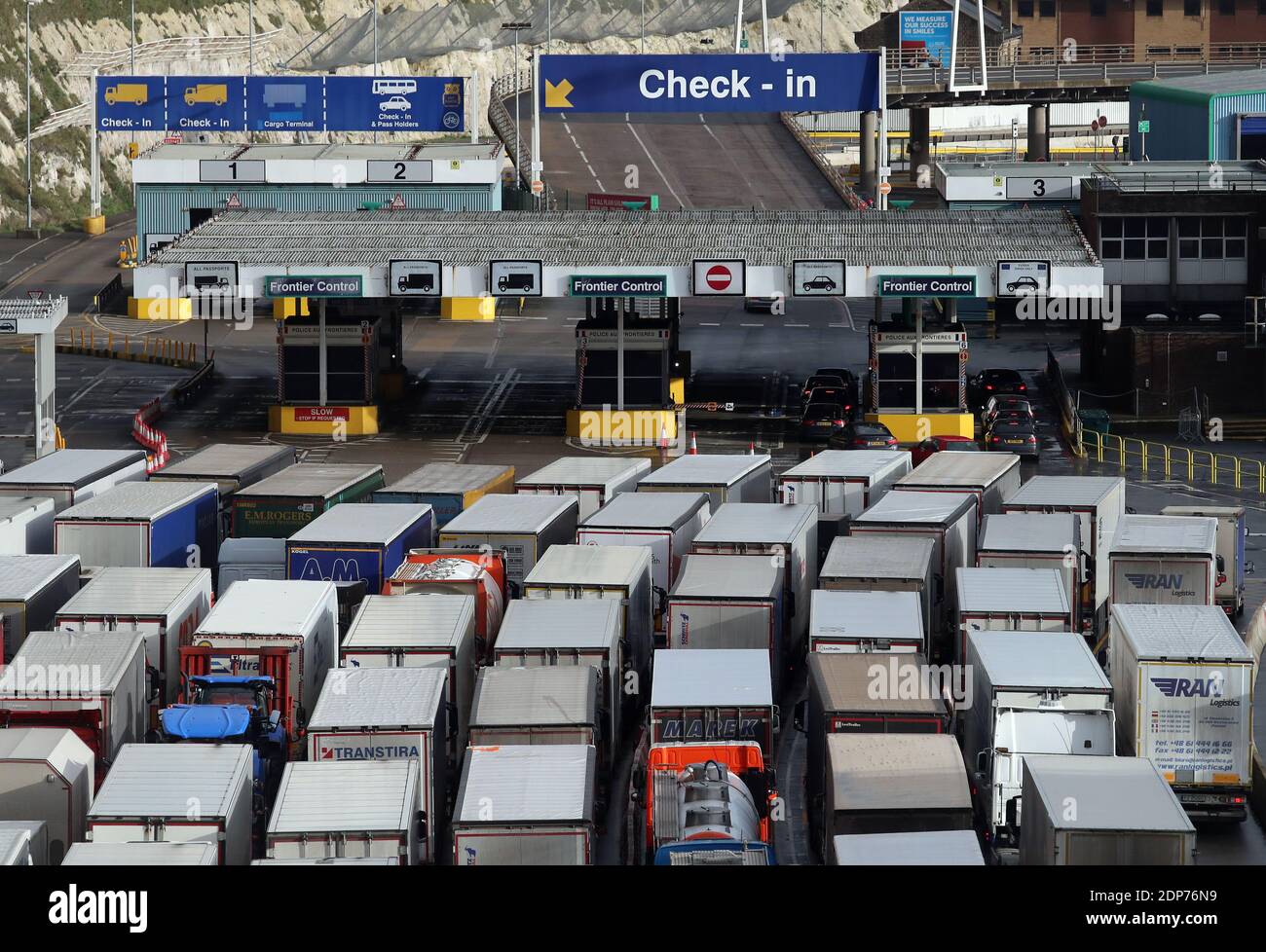 Queues of lorries hi-res stock photography and images - Alamy