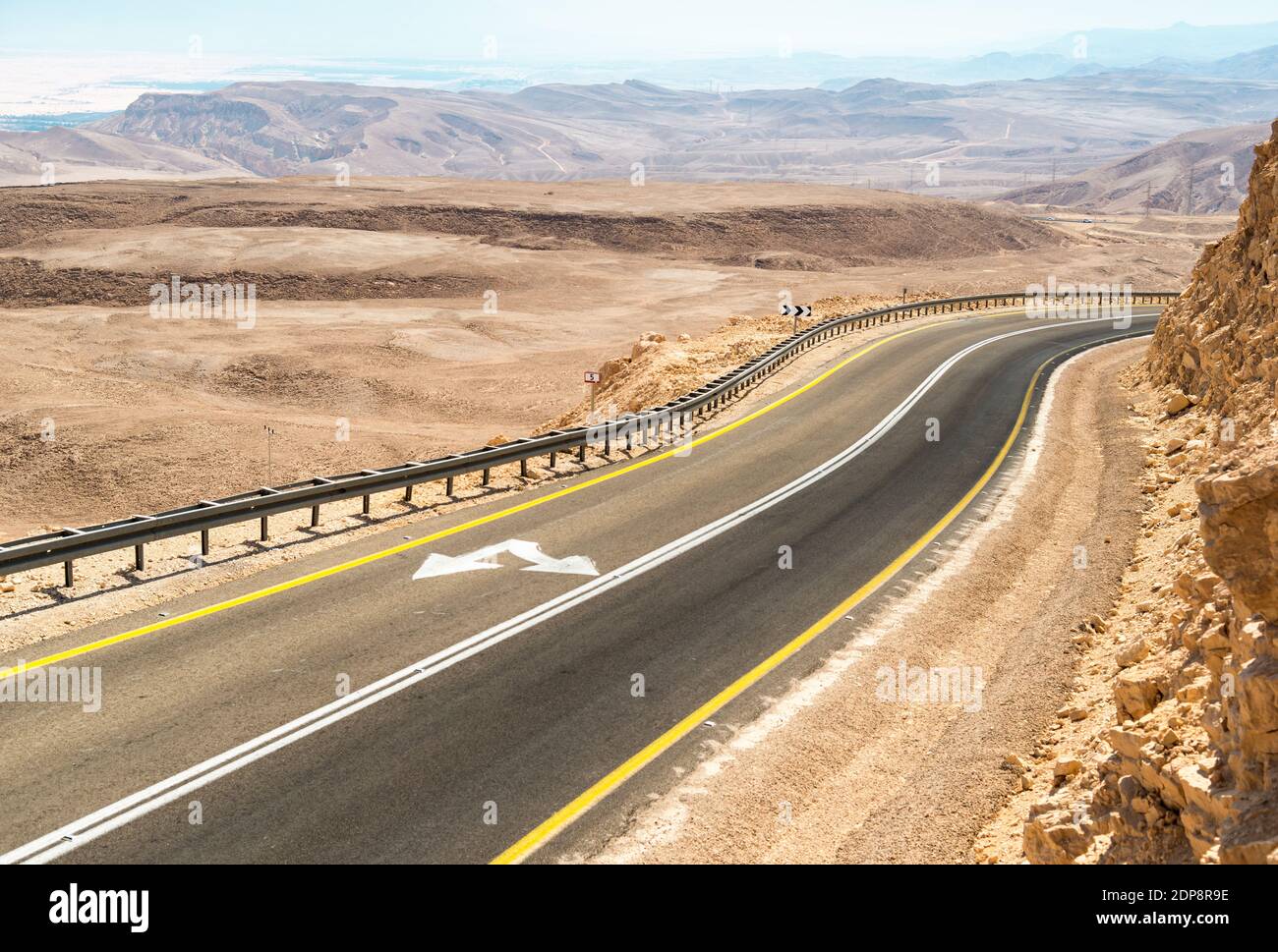 Road in desert hi-res stock photography and images - Alamy