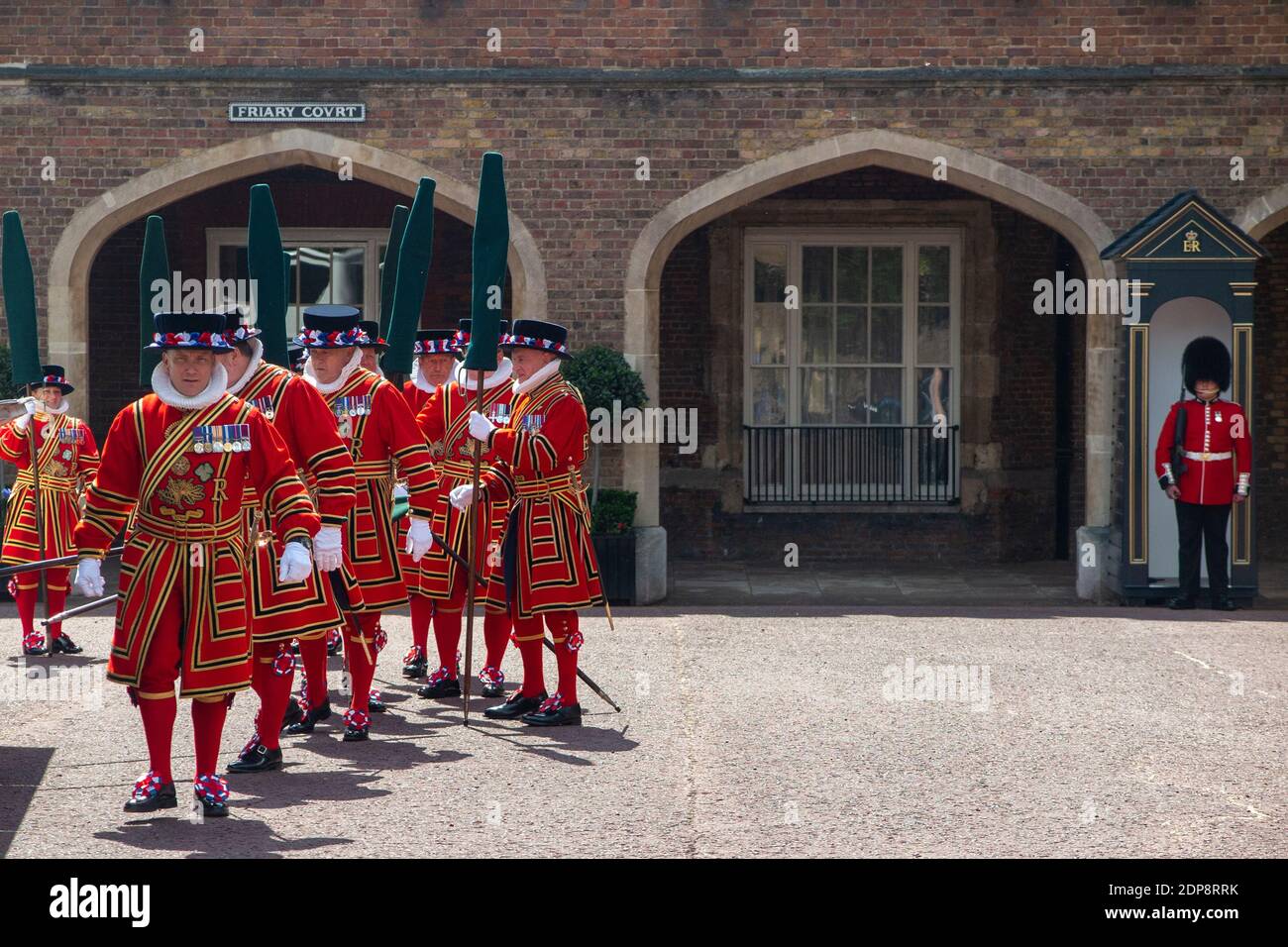 Beefeater guard in ceremonial uniform hi-res stock photography and ...