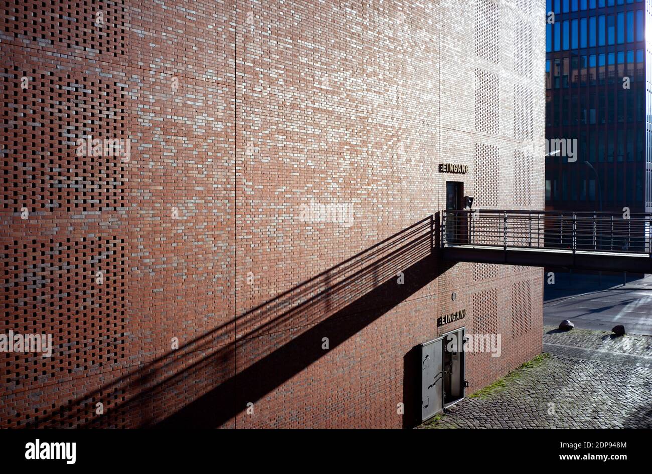 Hamburg: Regular ground level and elevated entrance to secure access to ...