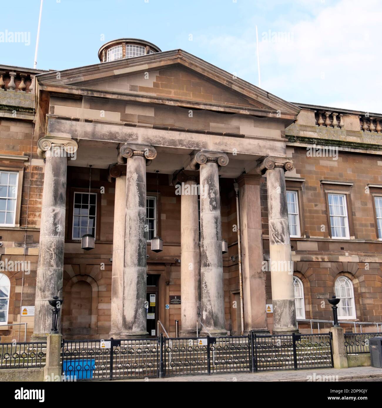 Sandstone building ionic columns hi-res stock photography and images ...