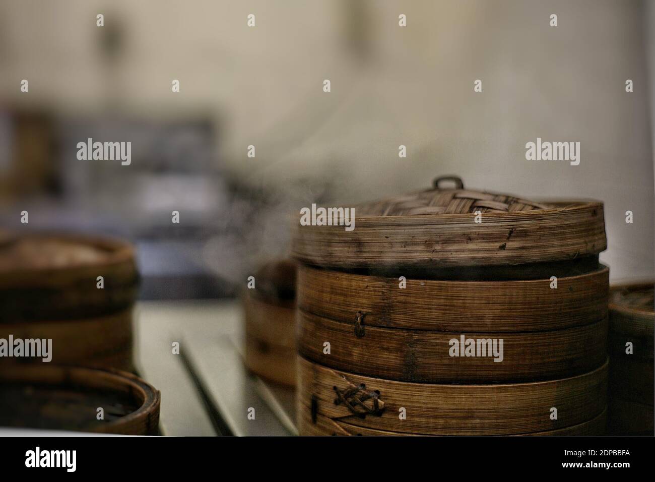 Stack of bamboo steamer hi-res stock photography and images - Alamy