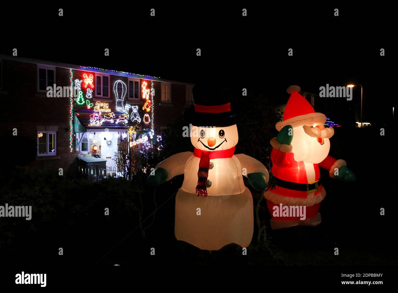 A house decorated with Christmas lights in Bracknell, Berkshire Stock ...