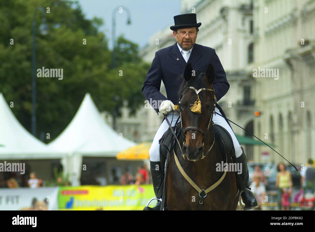 Riding animals hi-res stock photography and images - Alamy