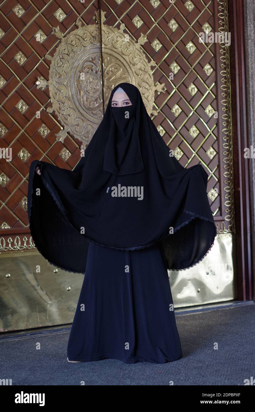 Full niqab hi-res stock photography and images - Alamy