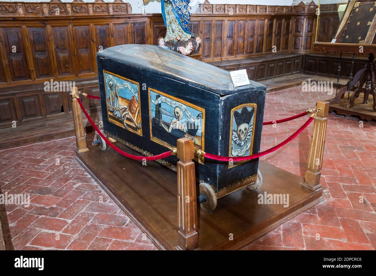 Catafalco: mueble destinado a recordar y rezar por los difuntos ...