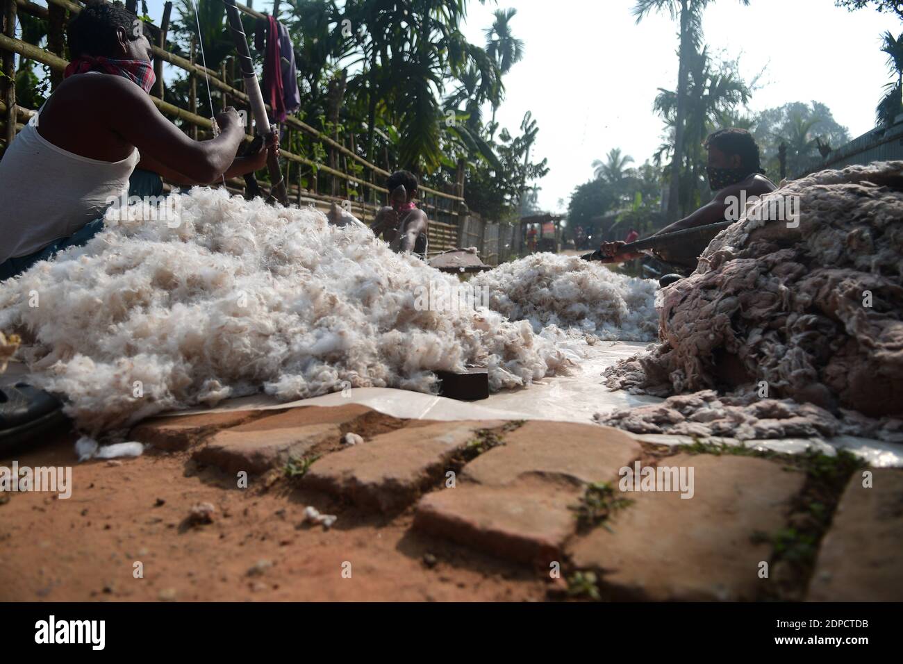 Cotton spinning india hi-res stock photography and images - Alamy